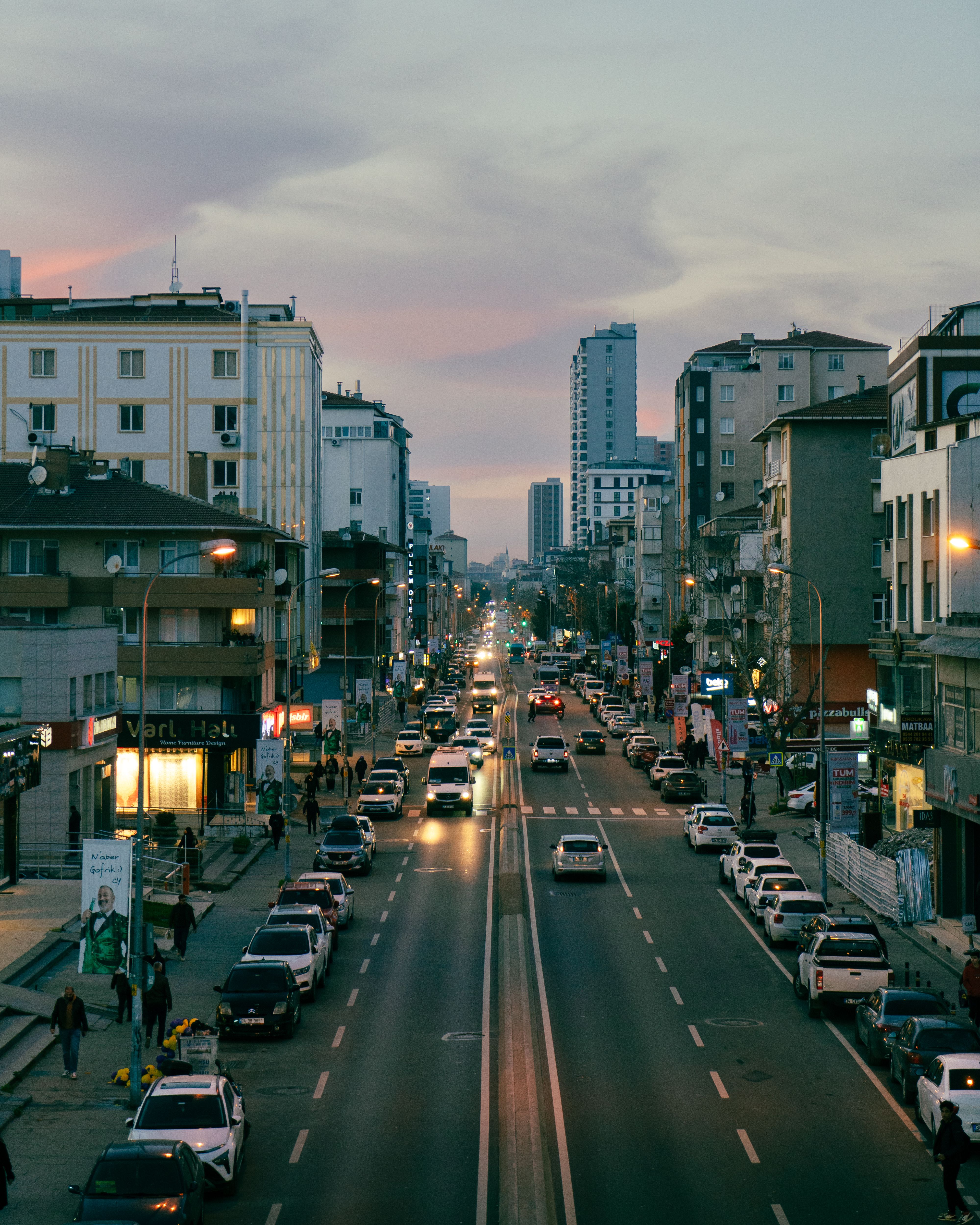 Bustling Evening Street in Urban Cityscape · Free Stock Photo