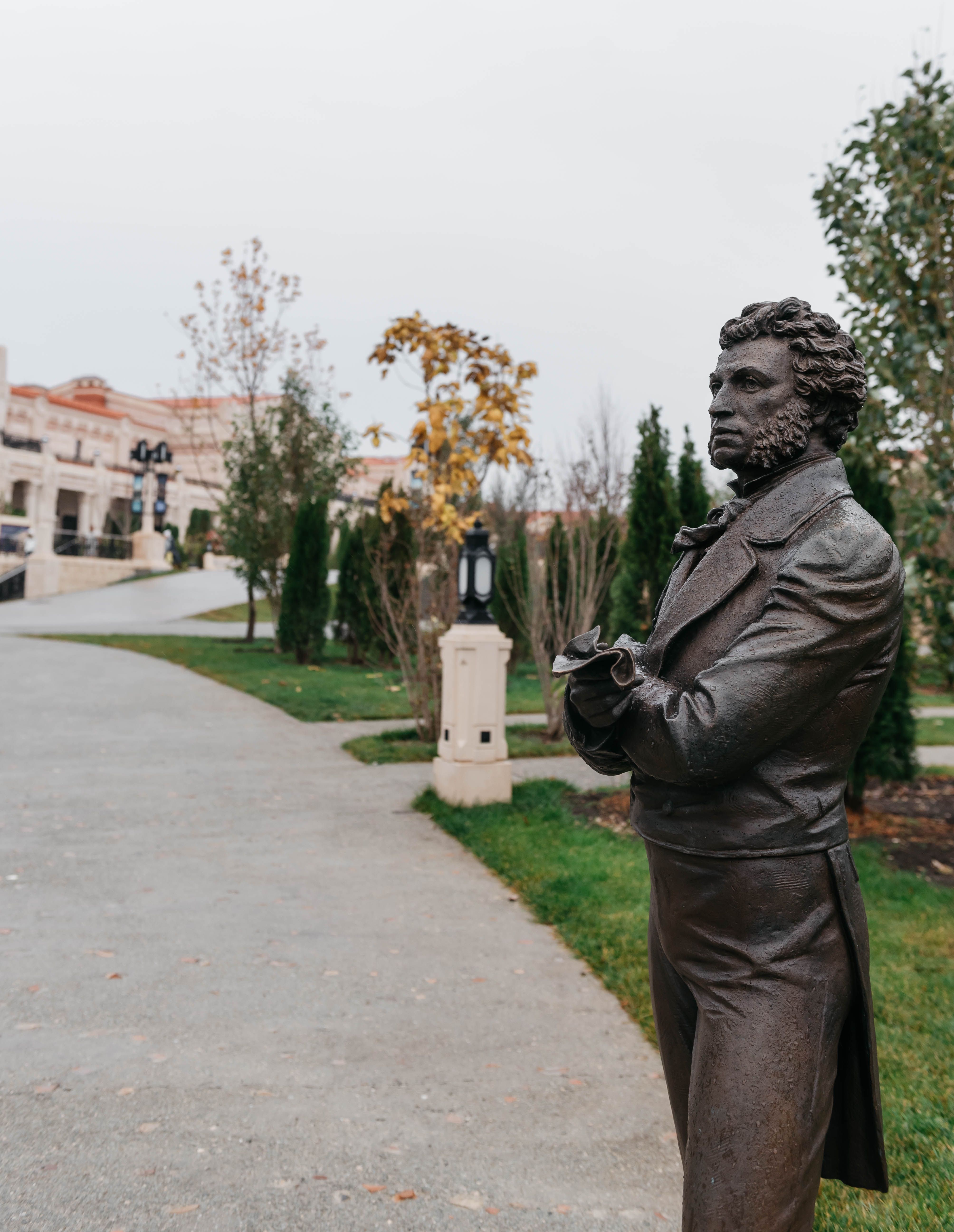 Bronze Statue in Picturesque Park Setting · Free Stock Photo