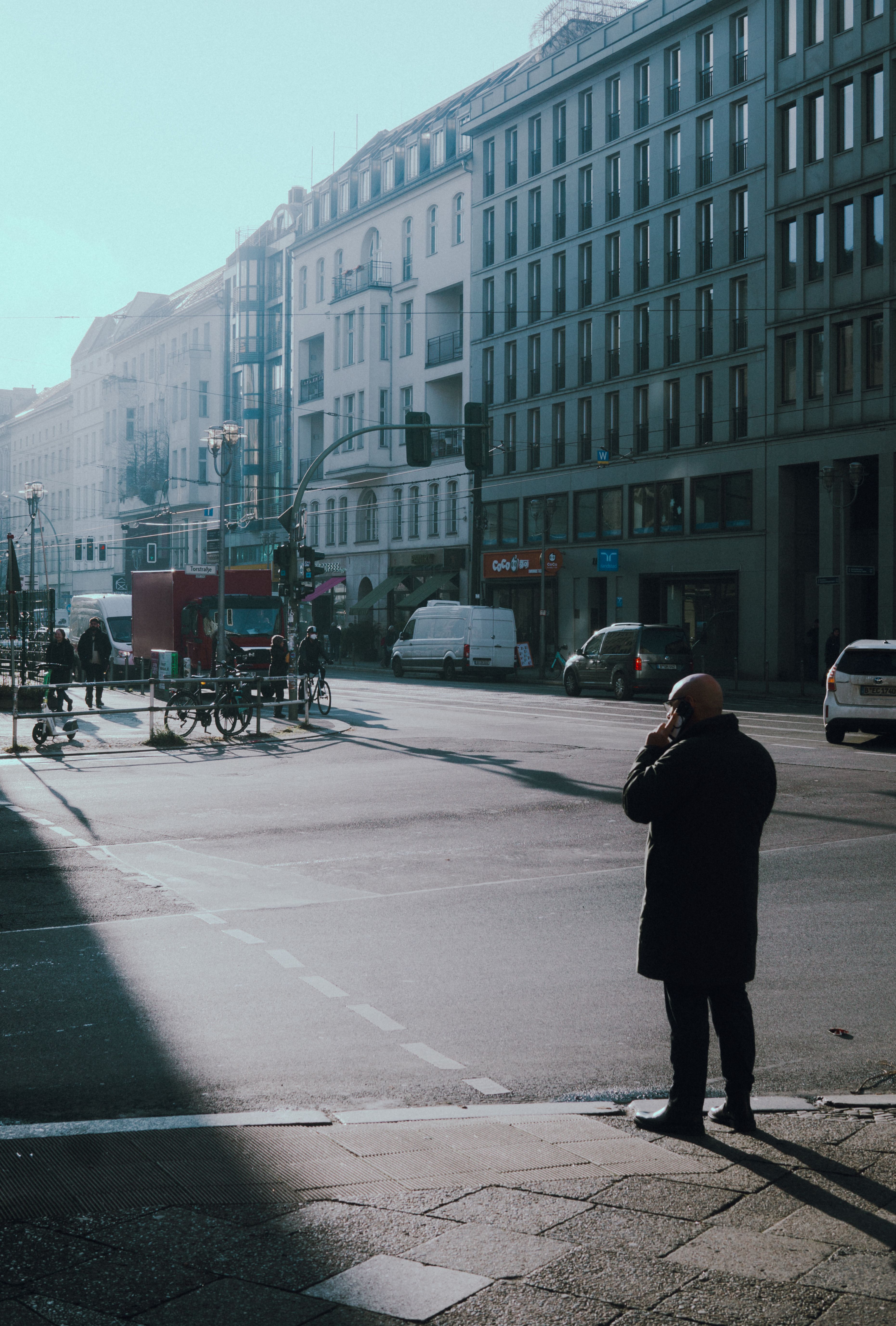 Urban Street Scene with Pedestrian Crossing · Free Stock Photo