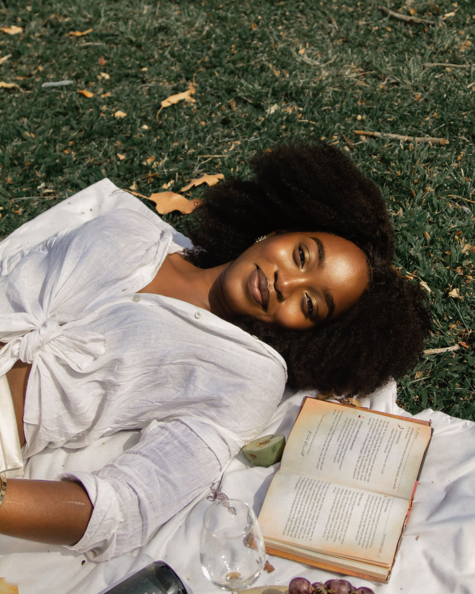 Relaxing And Reading A Book Photos, Download The BEST Free Relaxing And ...