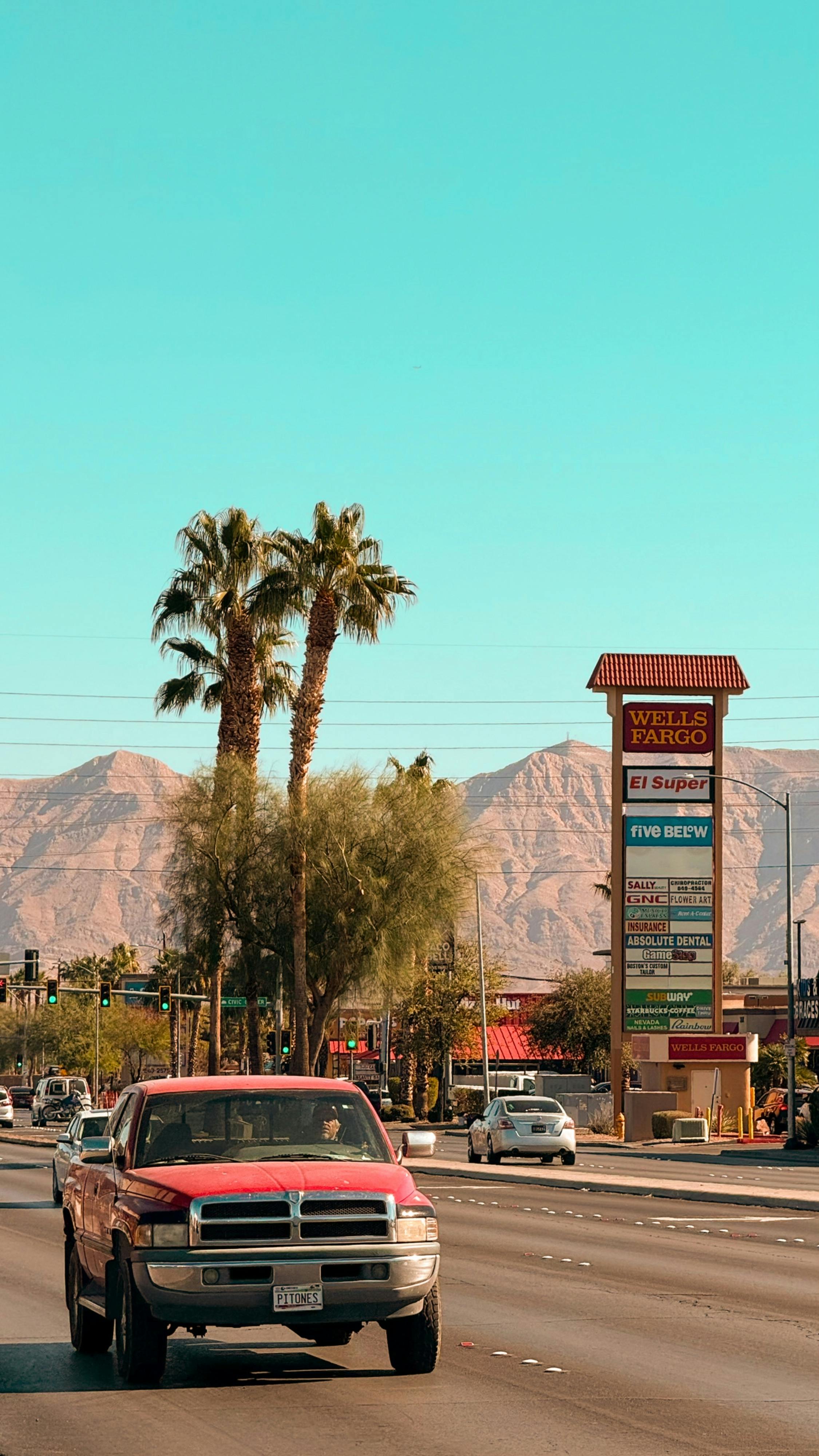 Pemandangan Jalanan Kota Las Vegas Dengan Truk Merah Dan Papan Tanda ...