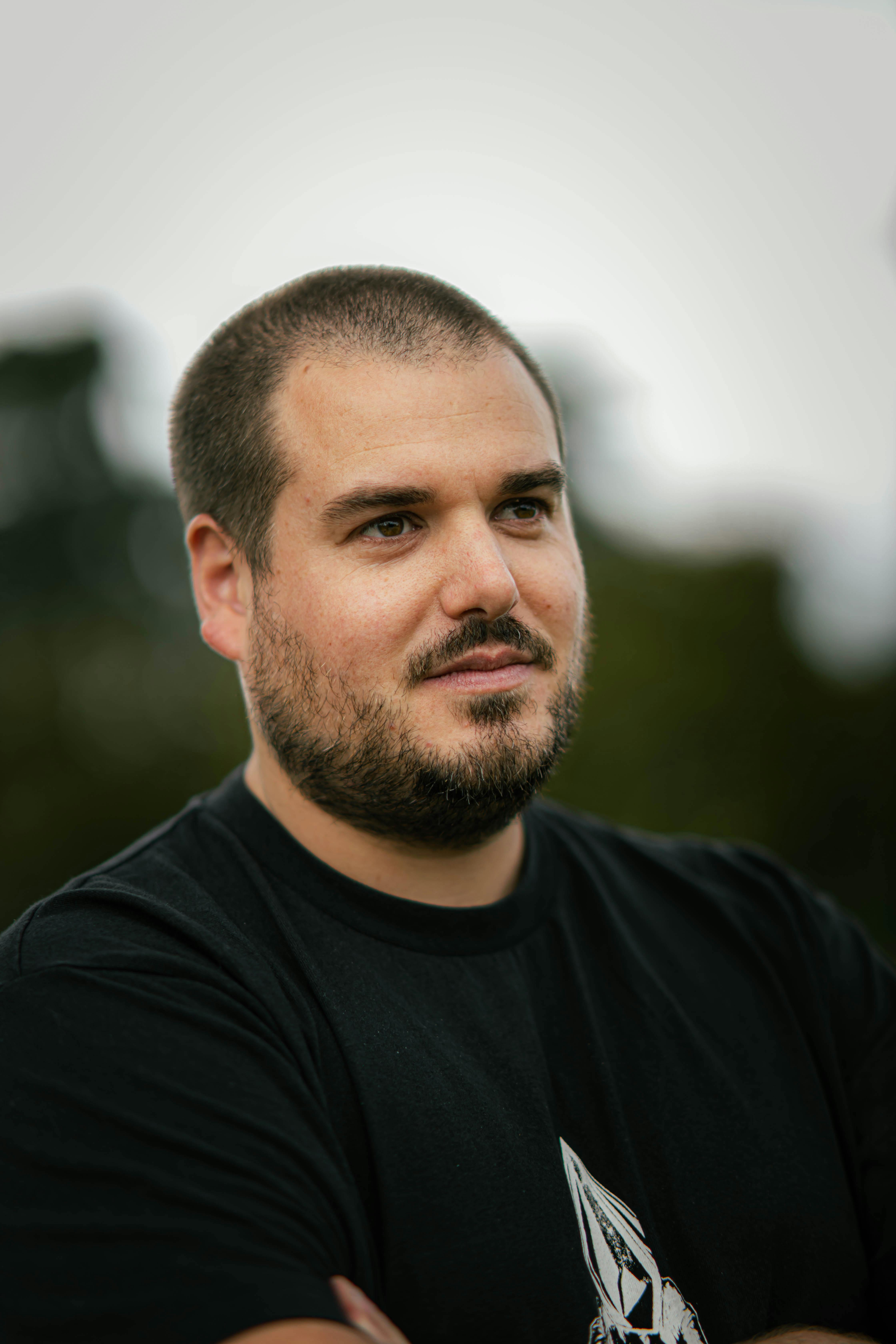 Retrato De Um Homem Barbudo Ao Ar Livre · Foto profissional gratuita