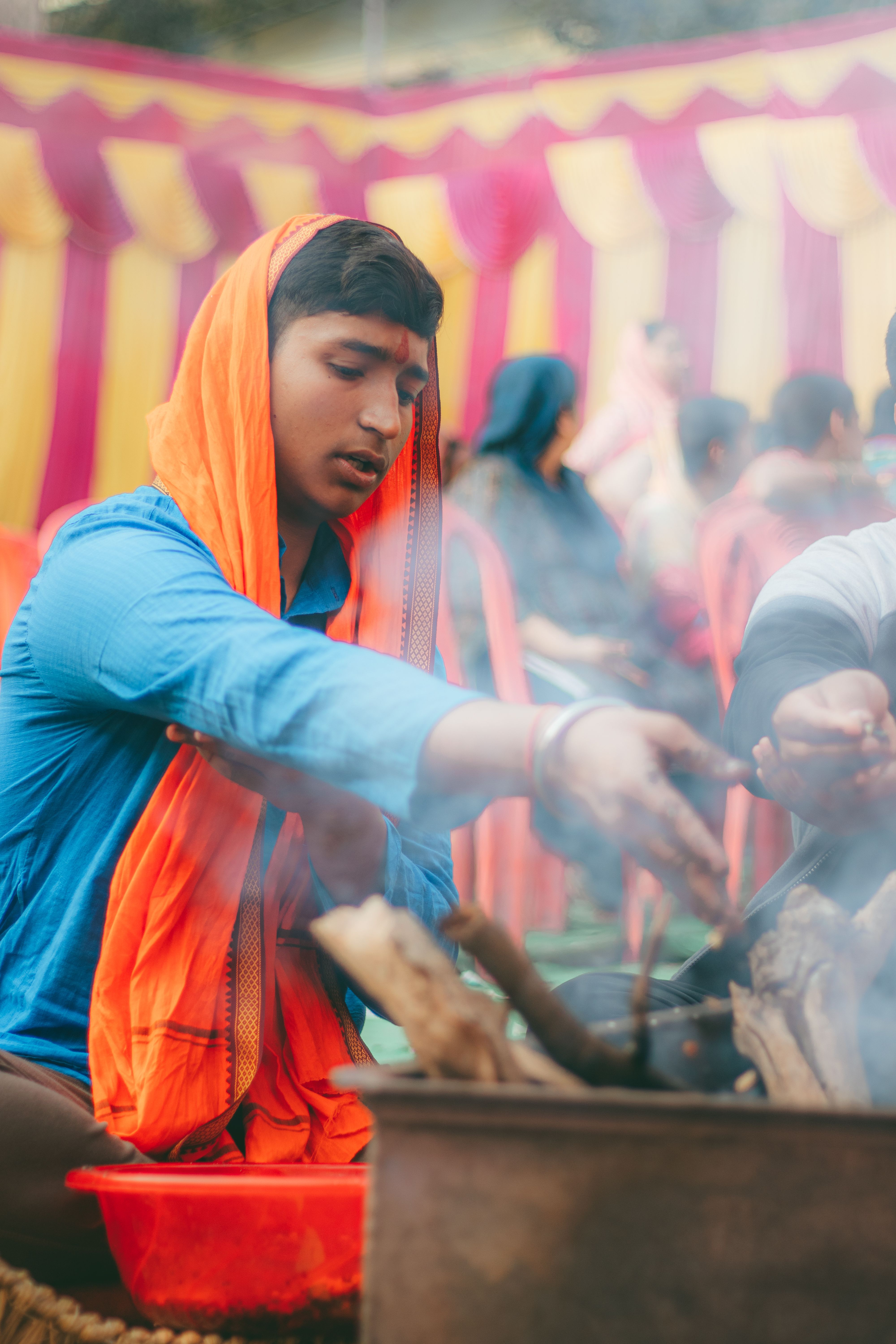 Fotografía De Un Niño Realizando El Ritual Hawan. · Foto de stock gratuita