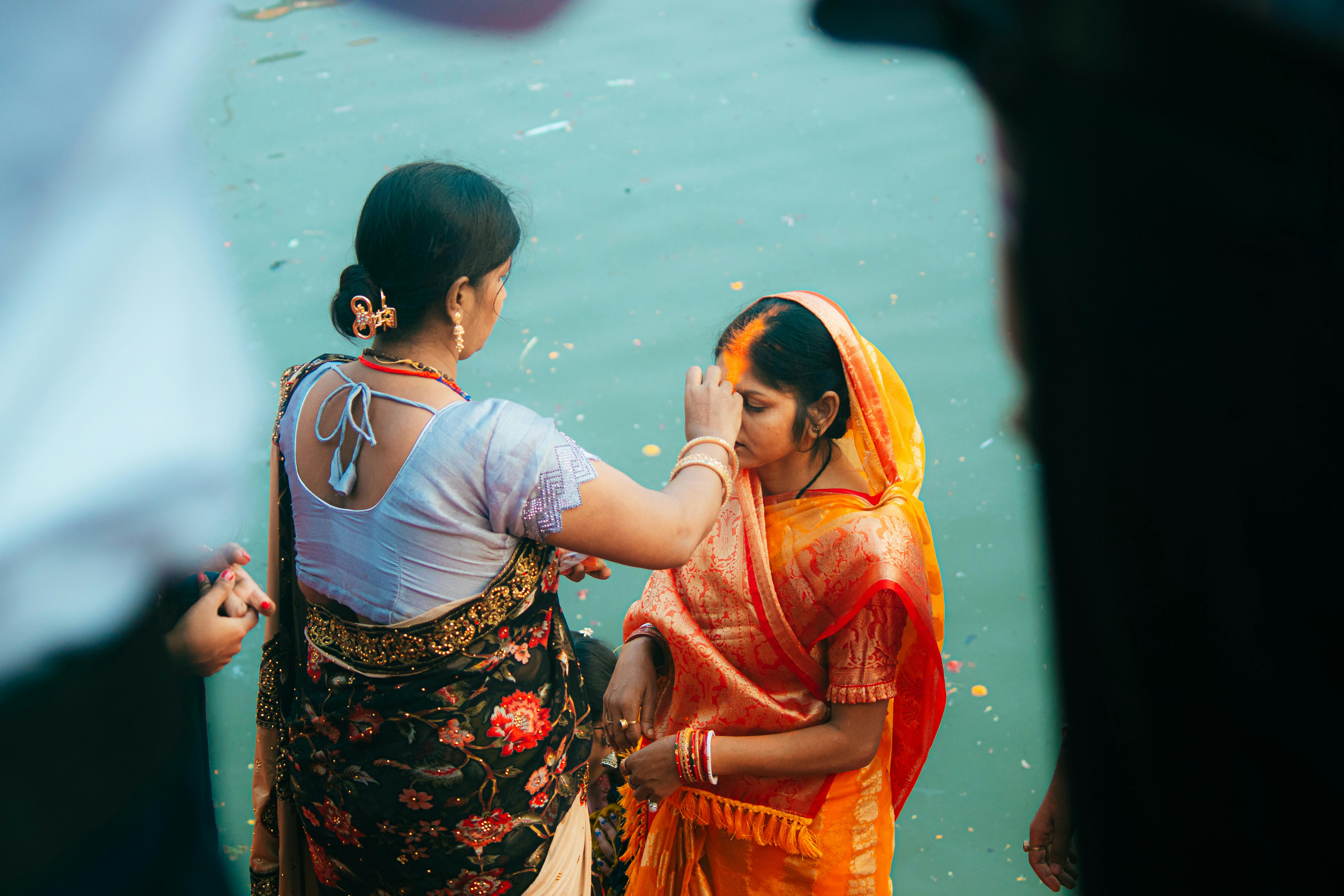 Traditional Indian Ritual on Riverbank in Bihar · Free Stock Photo