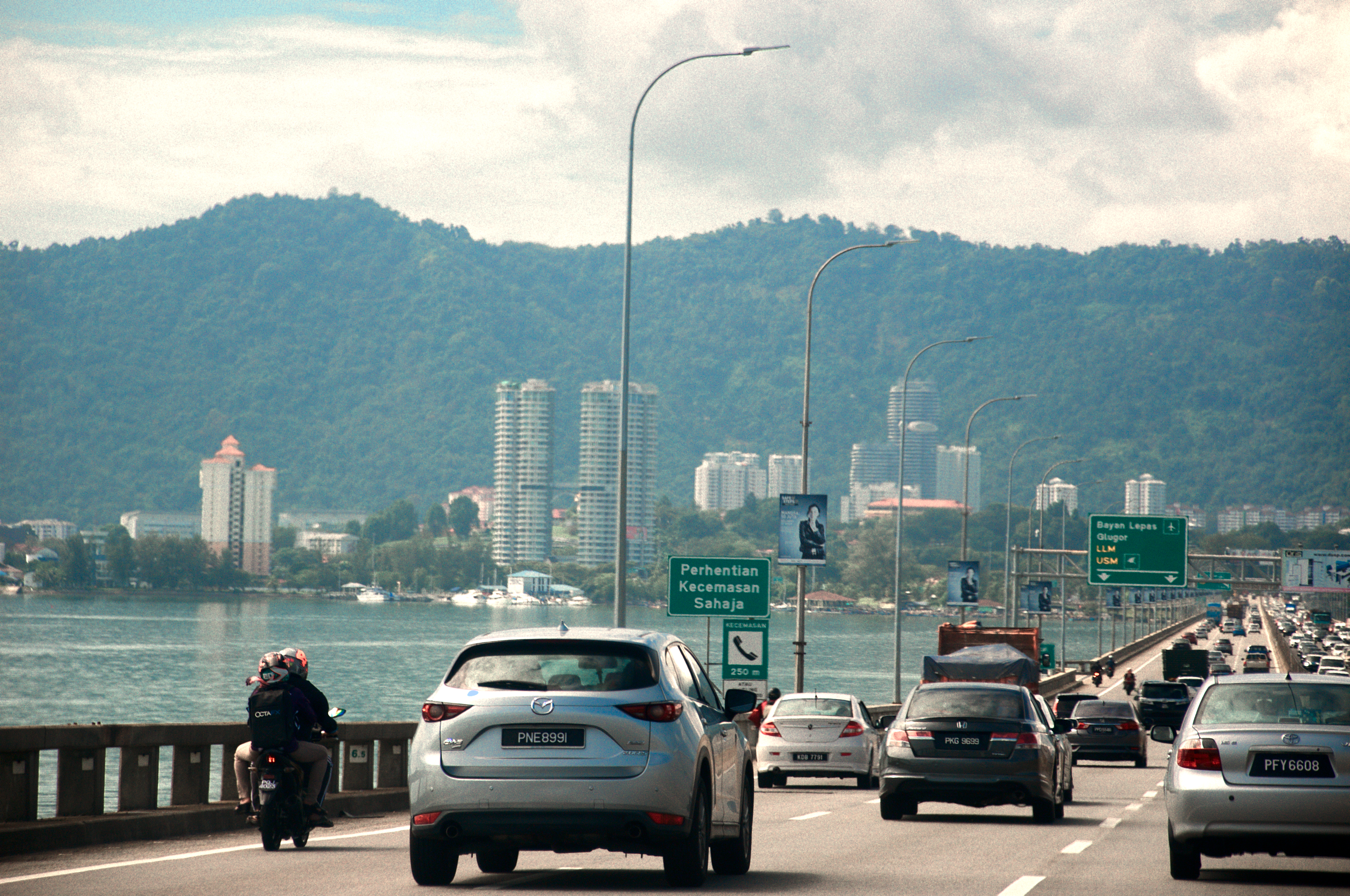 Busy Traffic on Penang Bridge, Malaysia · Free Stock Photo
