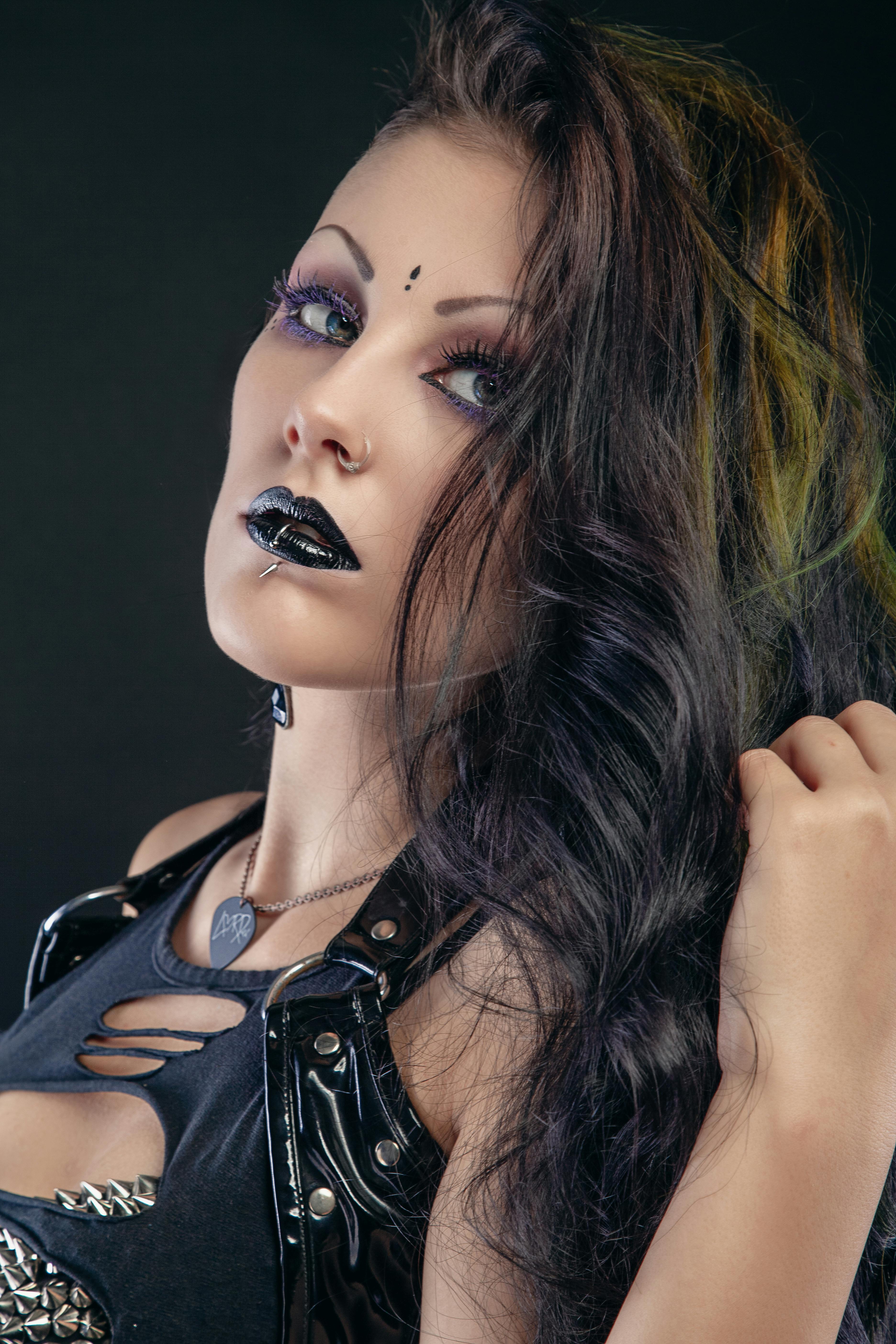 Modelo De Moda Gótica Com Maquiagem Ousada E Piercings · Foto profissional gratuita