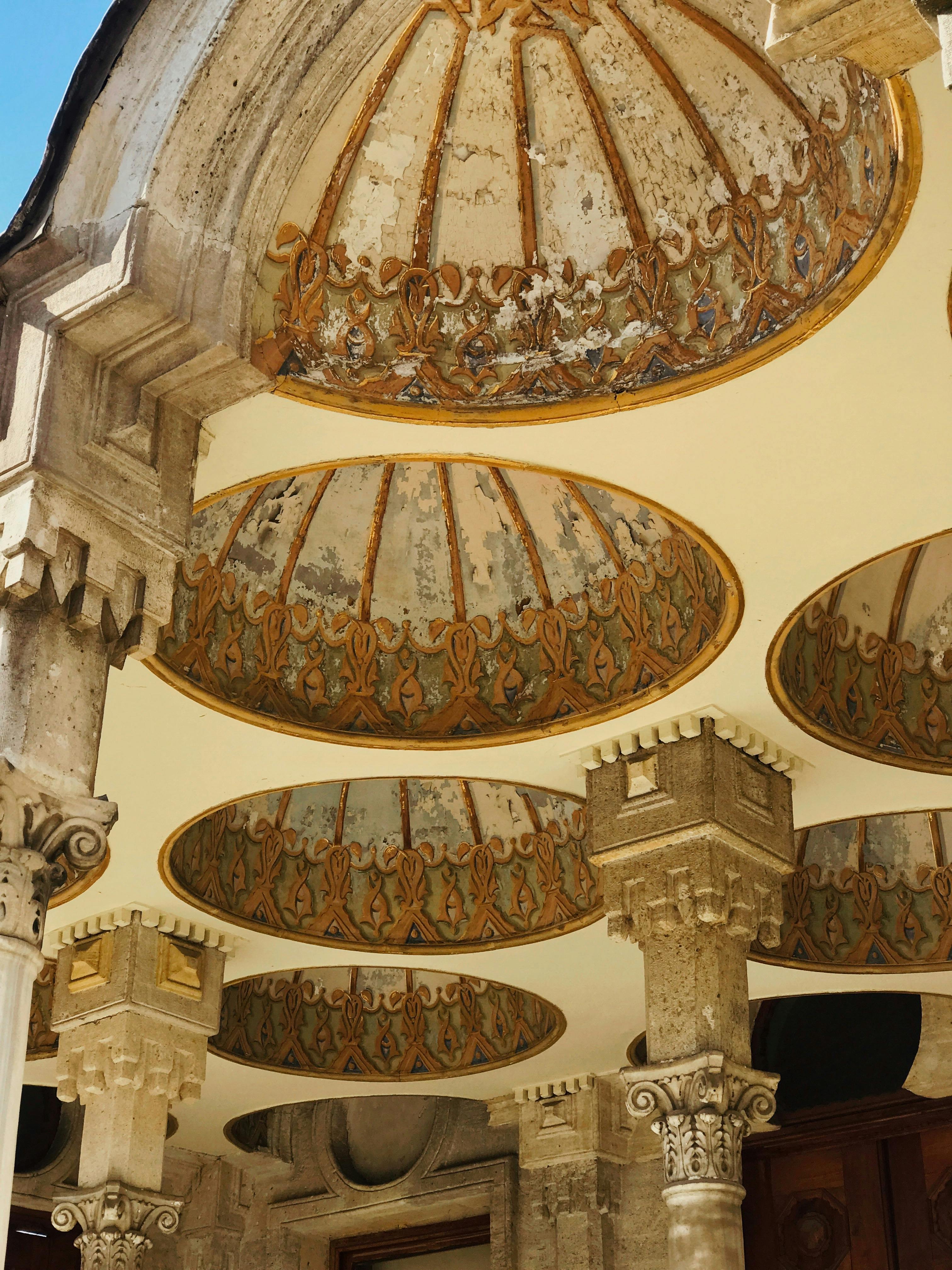 Ornate Architectural Ceiling with Columns · Free Stock Photo