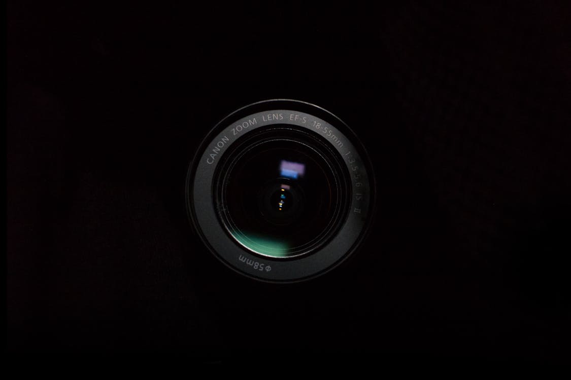 검은색 배경의 Dslr 카메라 렌즈 클로즈업 · 무료 스톡 사진