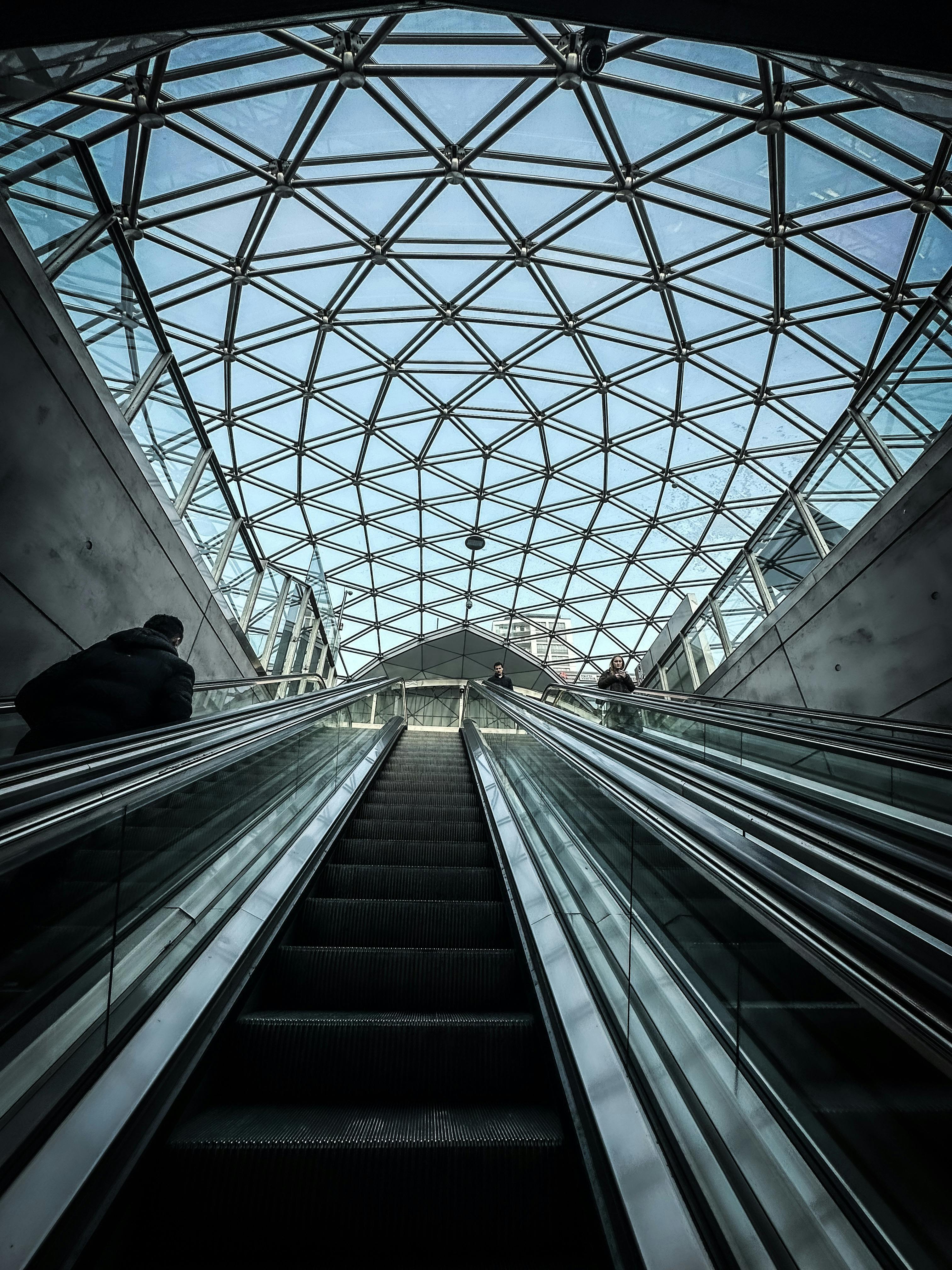 Moderna Escalera Mecánica En La Estación De Metro De Malmö · Foto de ...