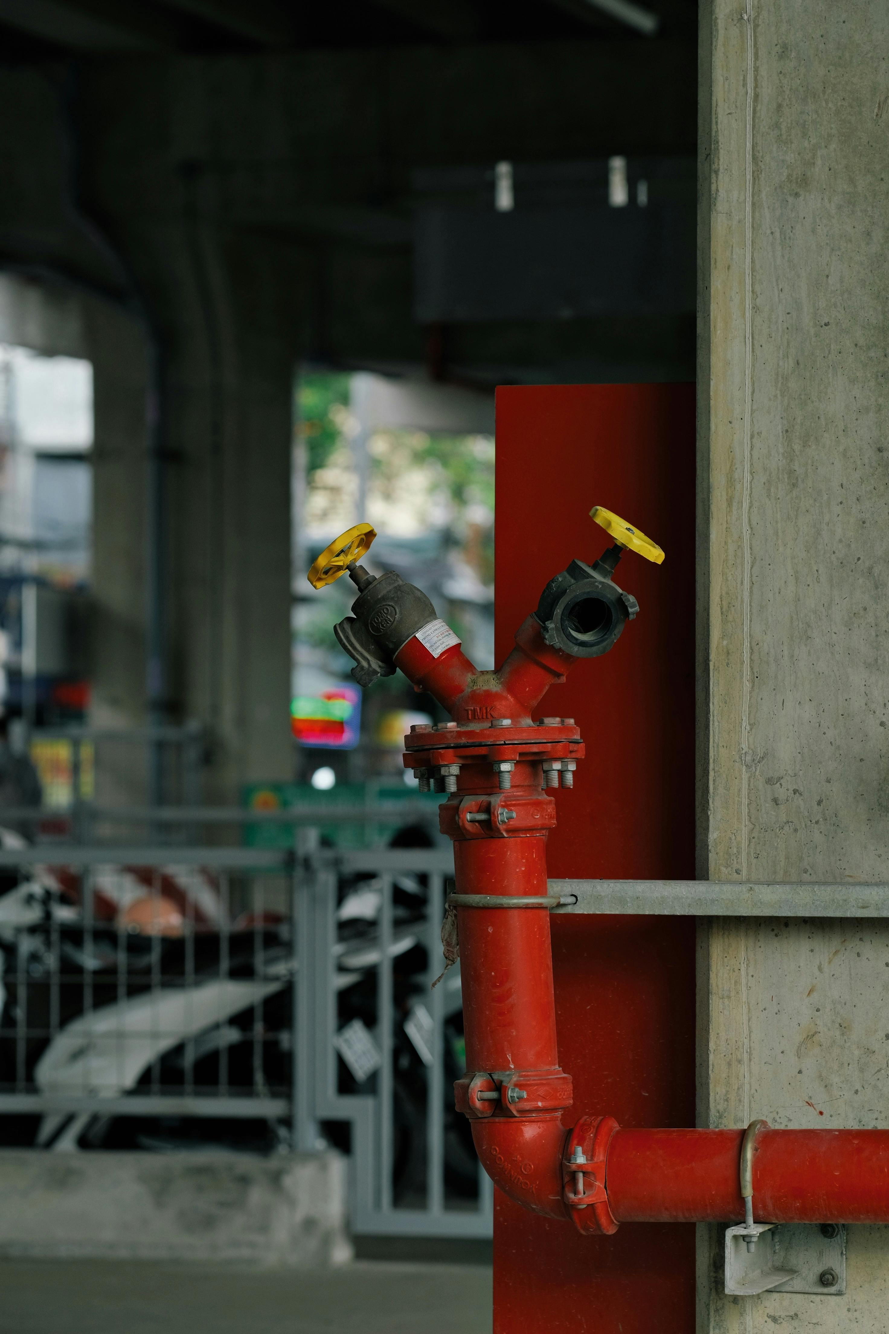 Bright Red Fire Hydrant in Urban Setting · Free Stock Photo