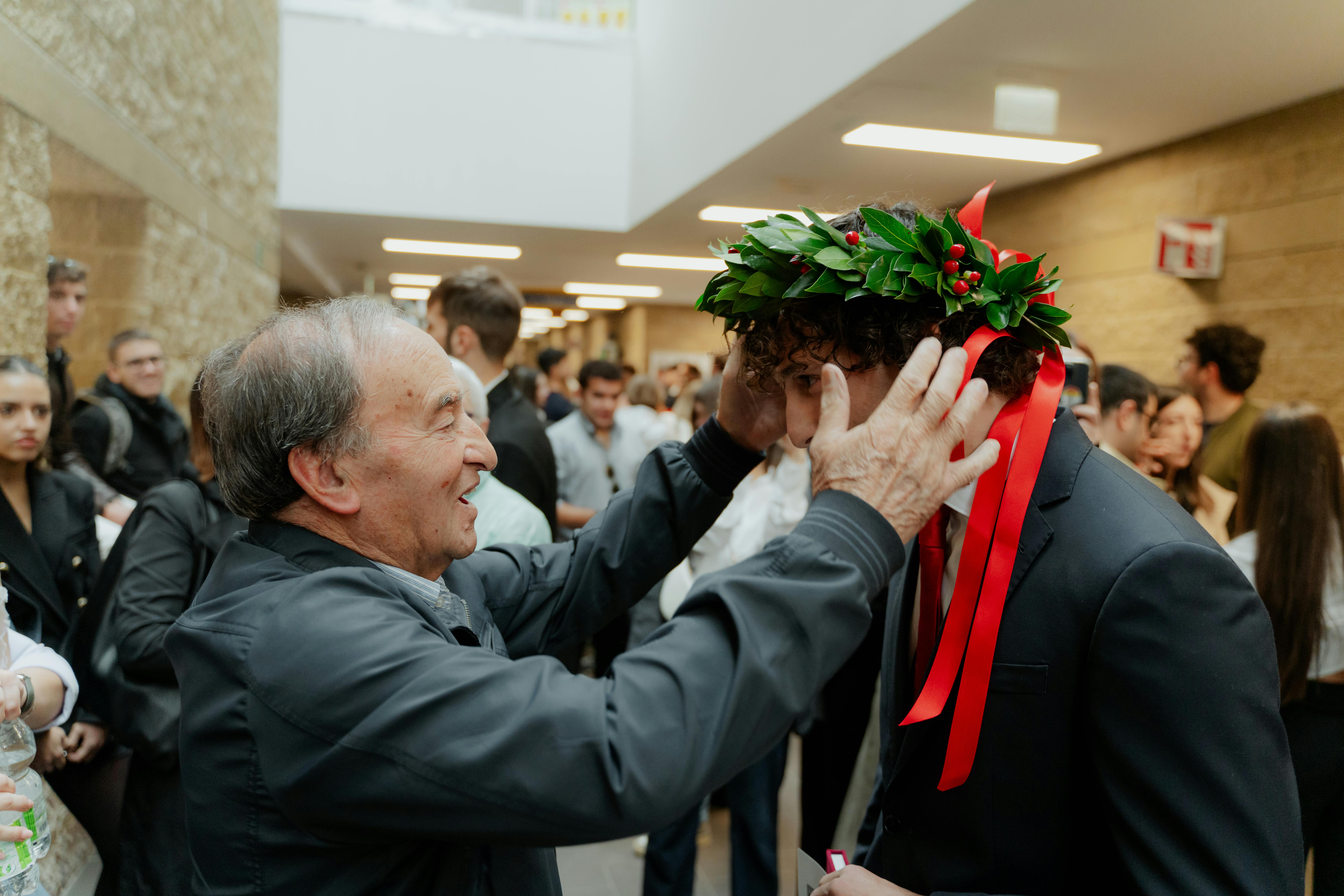 Ceremonia De Graduación Con Celebración De Corona De Laurel · Foto de ...