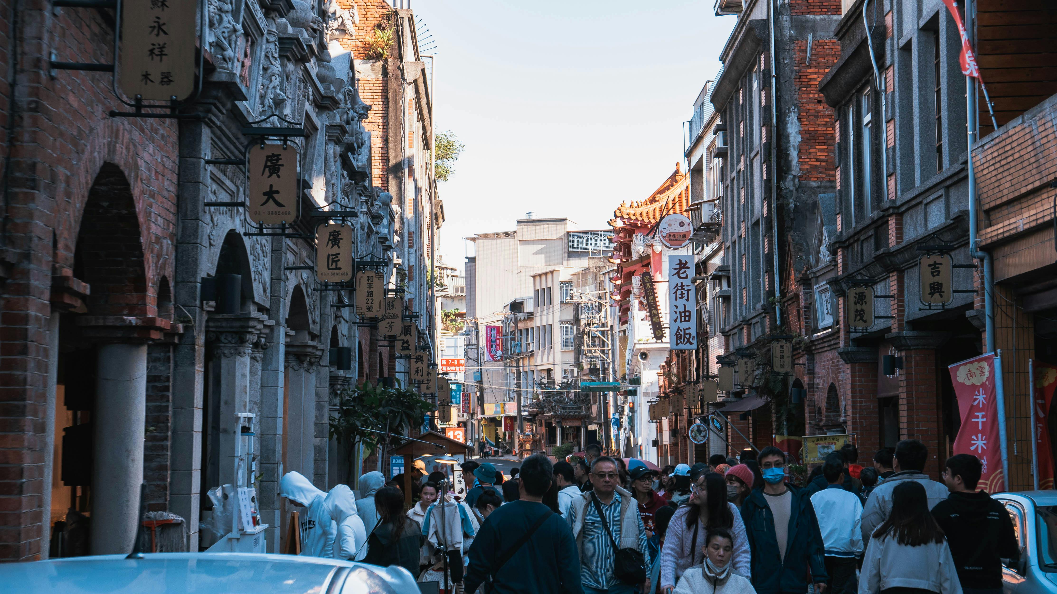 Pasar Jalanan Asia Yang Ramai Dengan Arsitektur Tradisional · Foto Stok ...