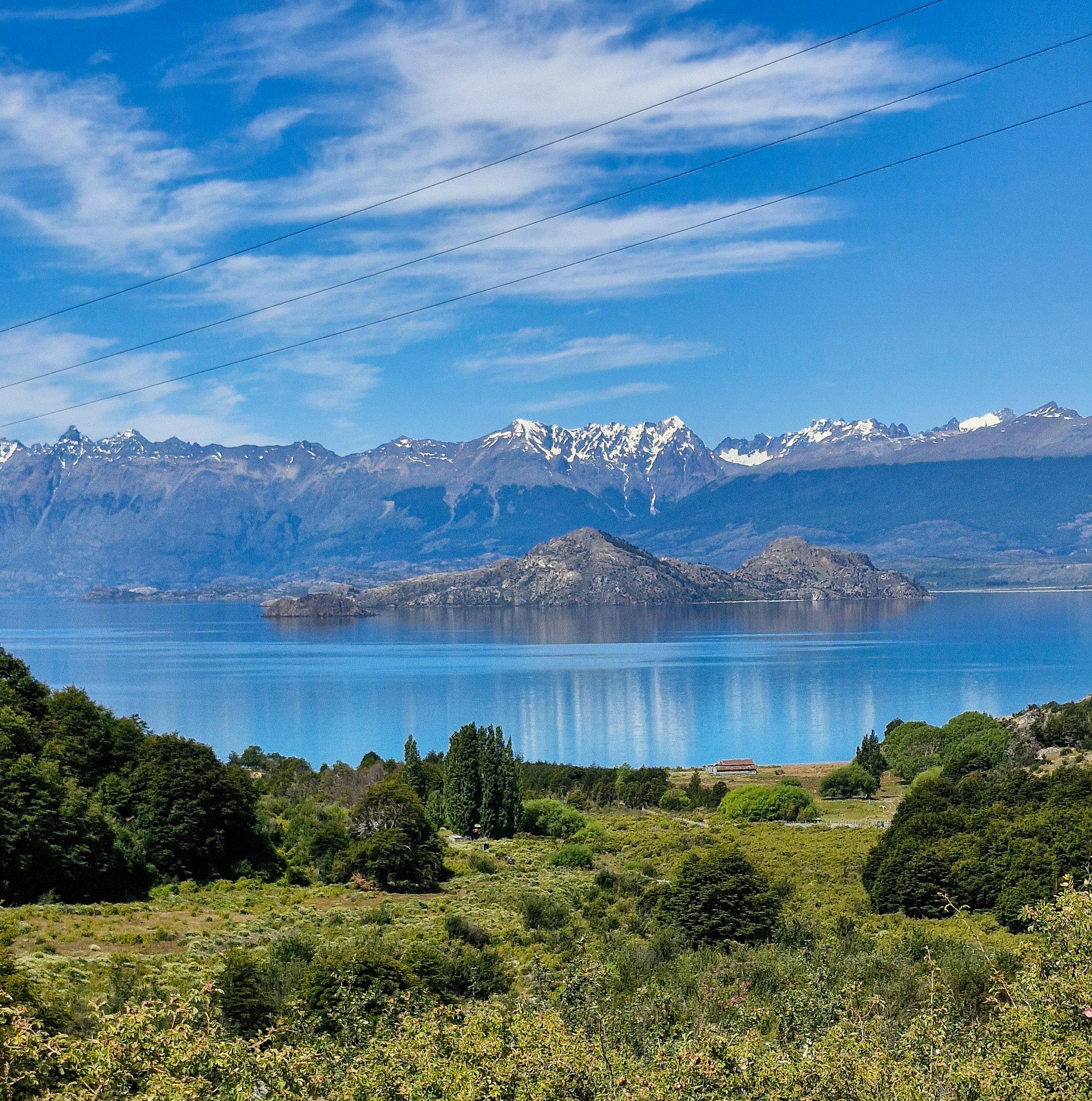 Vista Panorámica De La Cordillera De Los Andes Y El Lago En Chile ...
