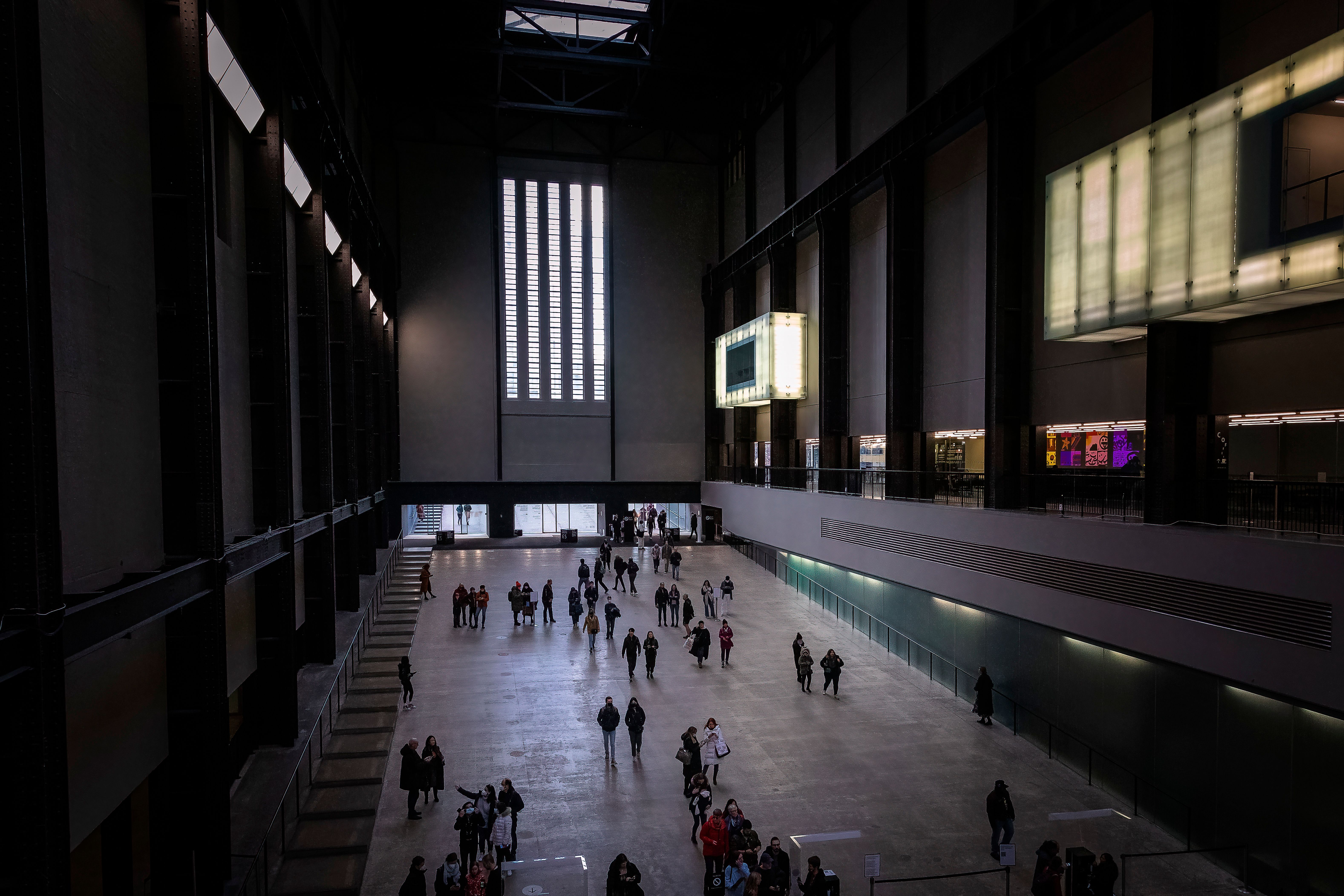 Expansive Interior of Iconic Tate Modern Gallery · Free Stock Photo