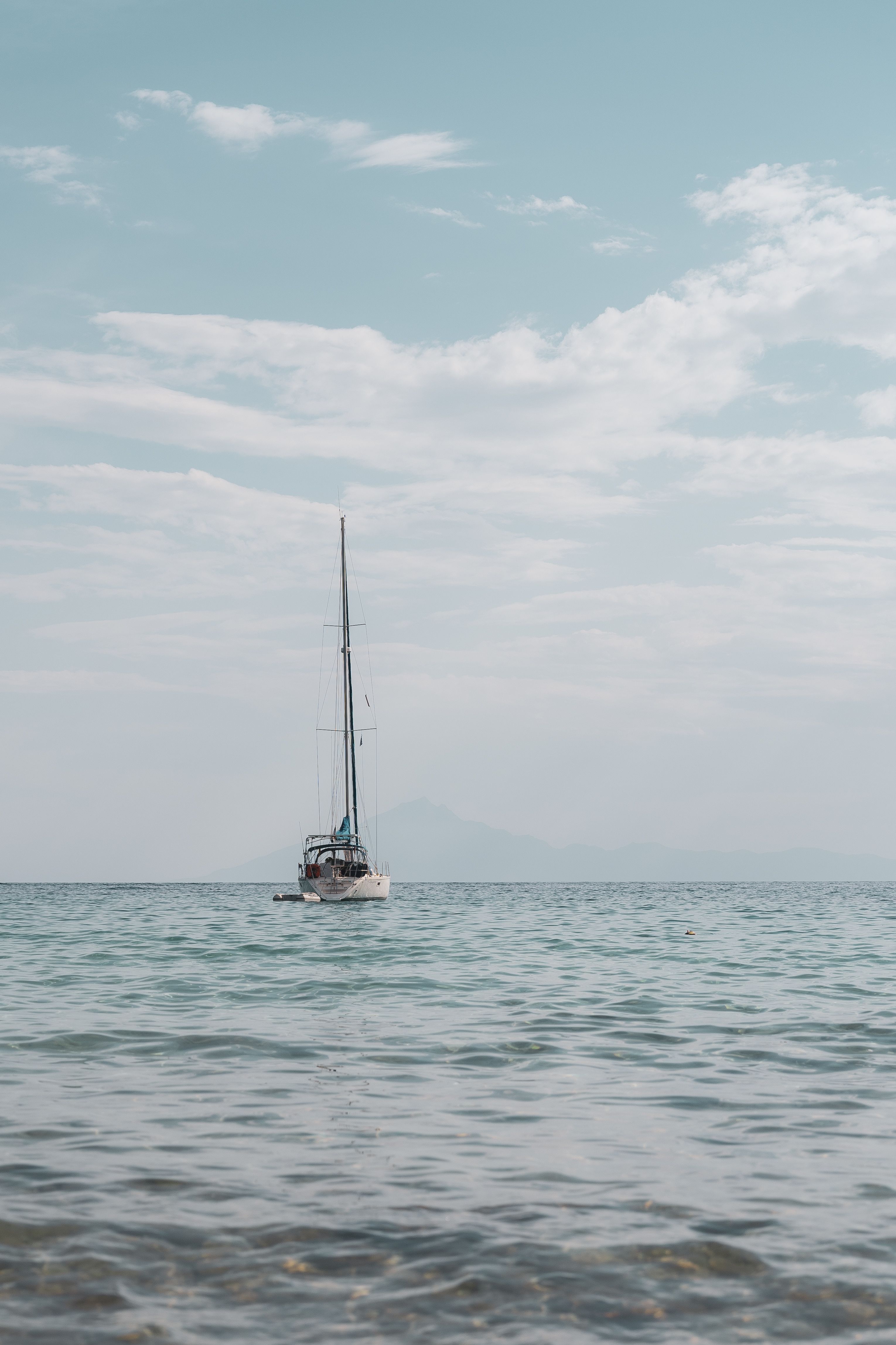Perahu Layar Yang Tenang Di Perairan Laut Yang Damai · Foto Stok Gratis