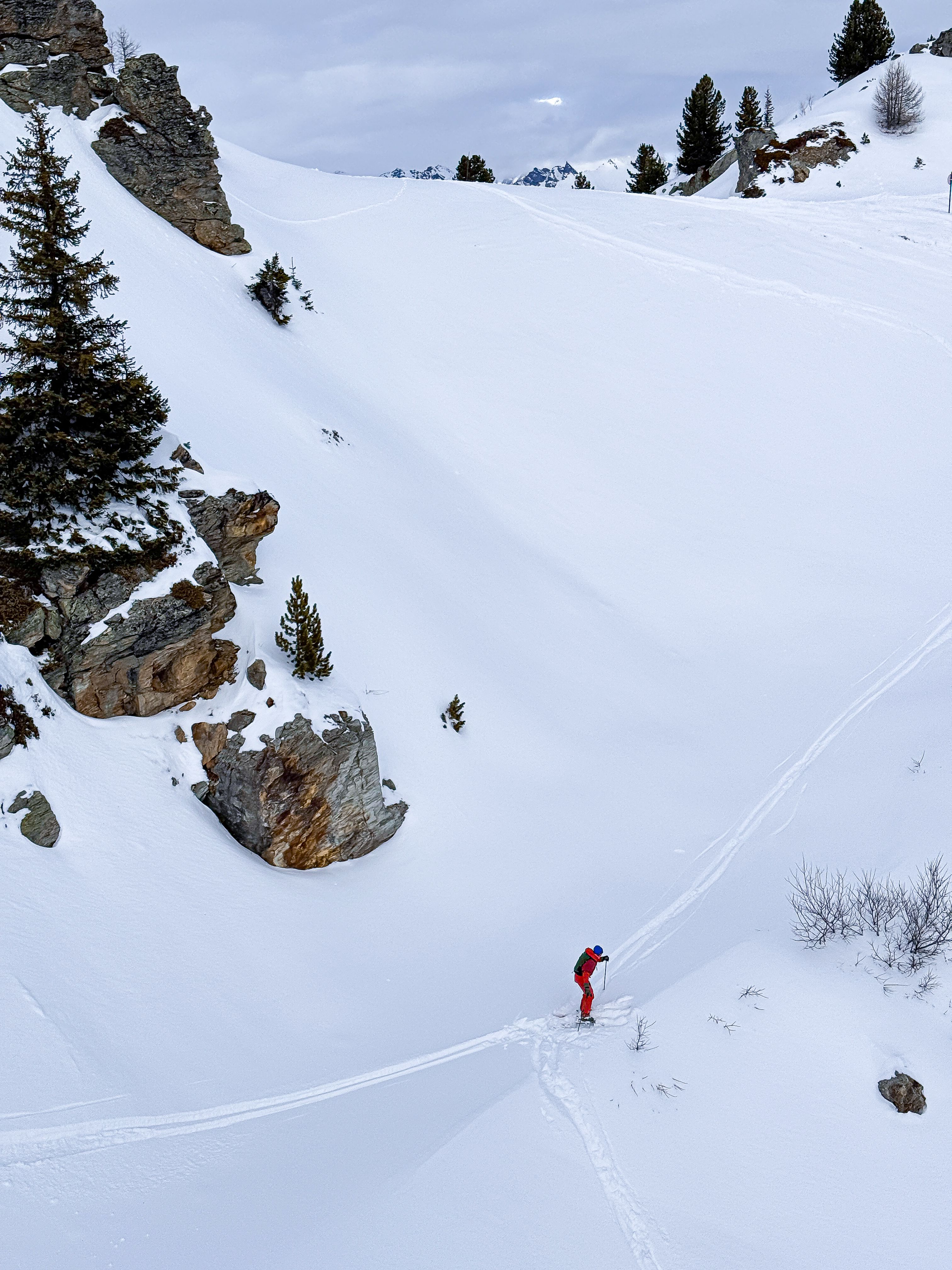 Solo Skier Navigating Snowy Les Arcs Slopes · Free Stock Photo