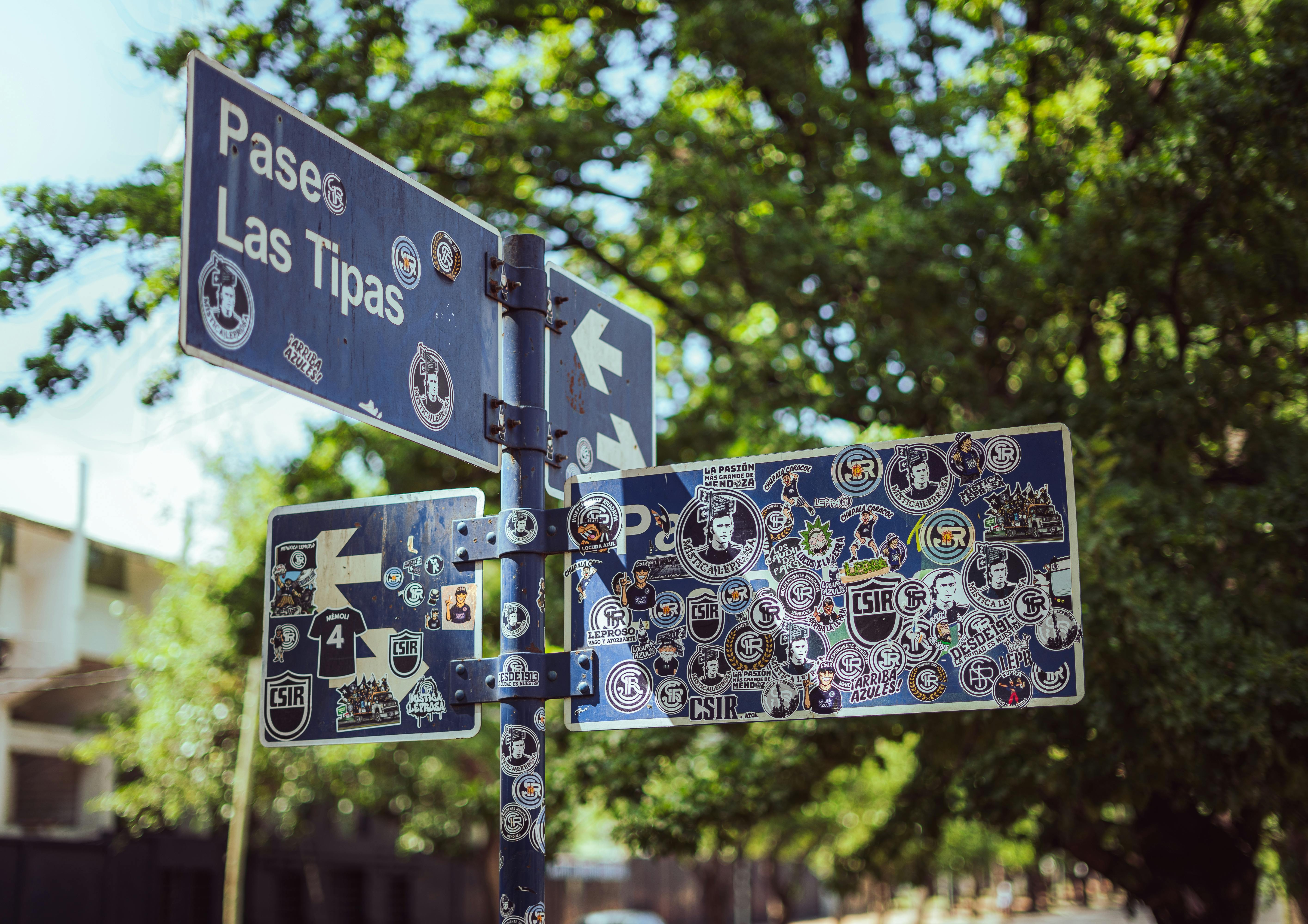 Letreros De Calles En Mendoza Con Stickers · Foto de stock gratuita