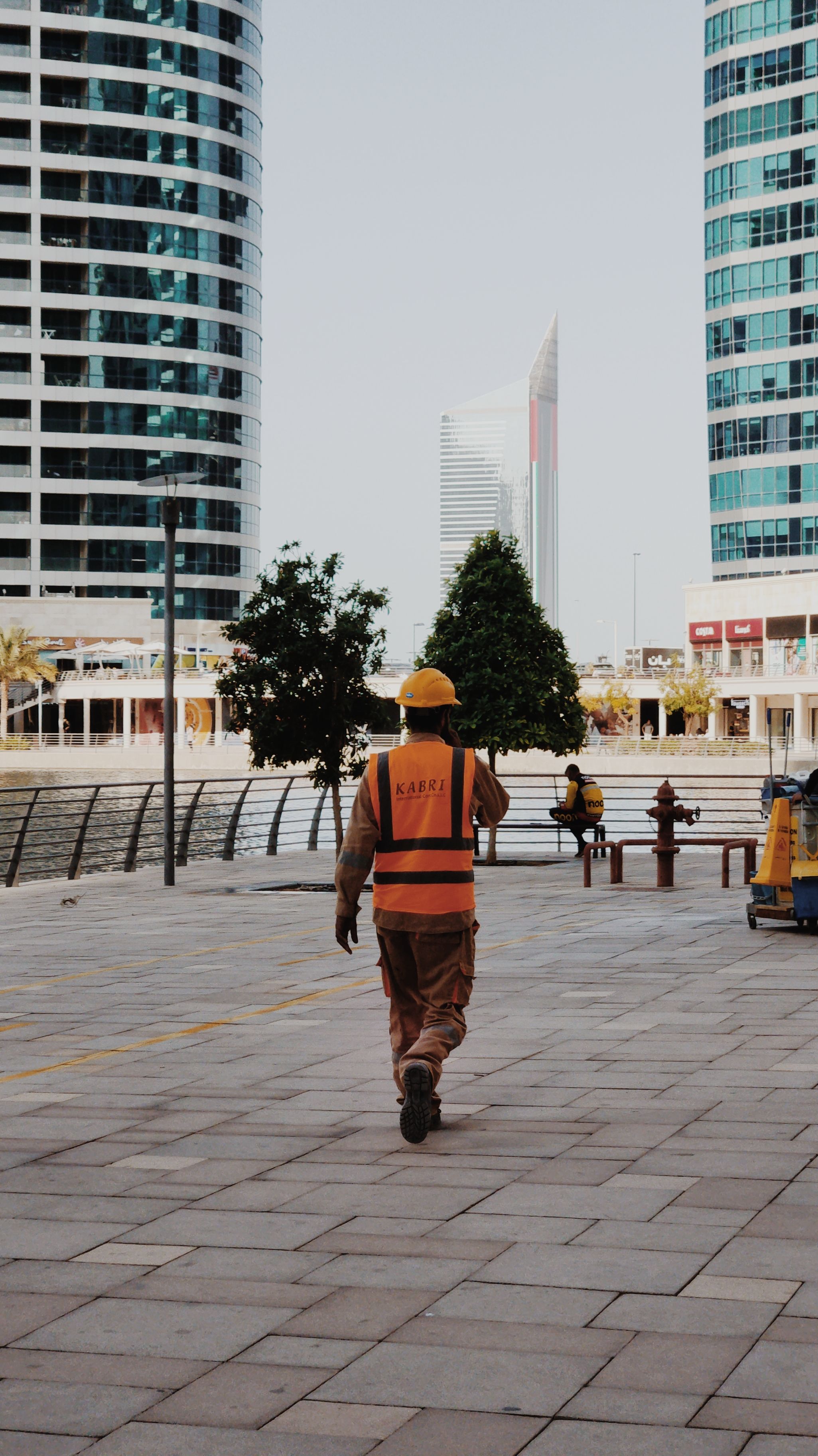 Urban Worker in Dubai's Modern Architecture · Free Stock Photo