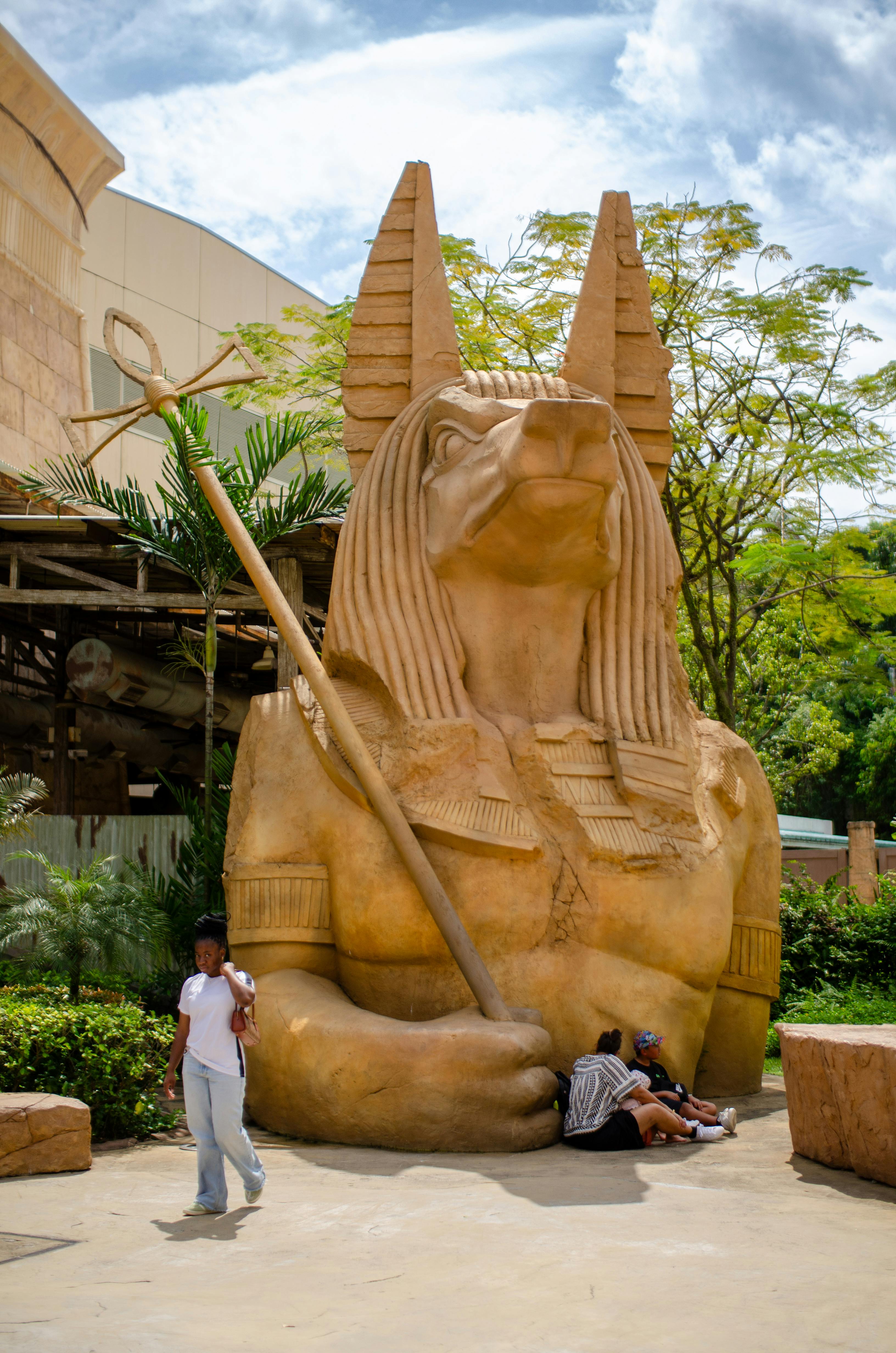 Estatua De Anubis En Un Parque Temático A La Luz Del Día · Foto de ...