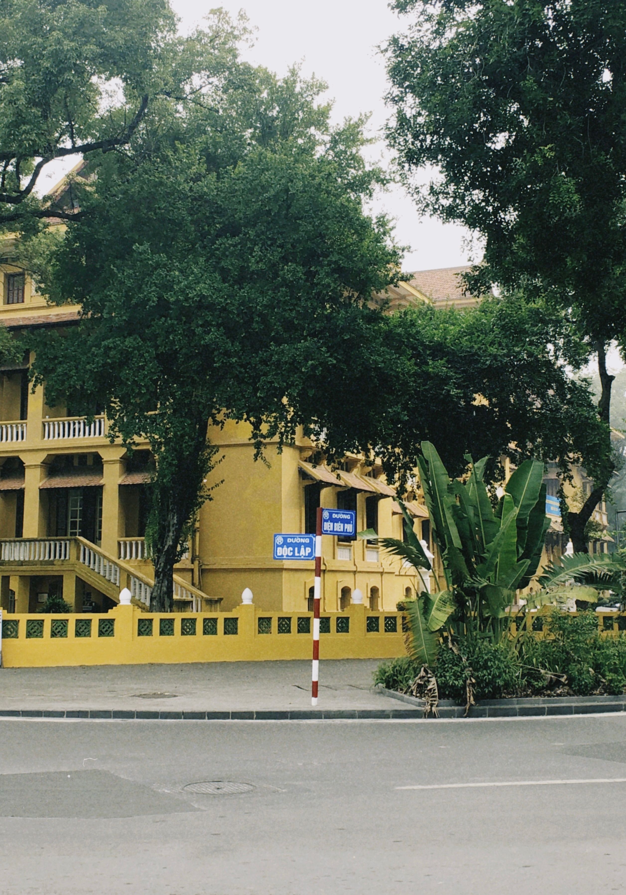 Yellow Colonial Building in Tropical Setting · Free Stock Photo