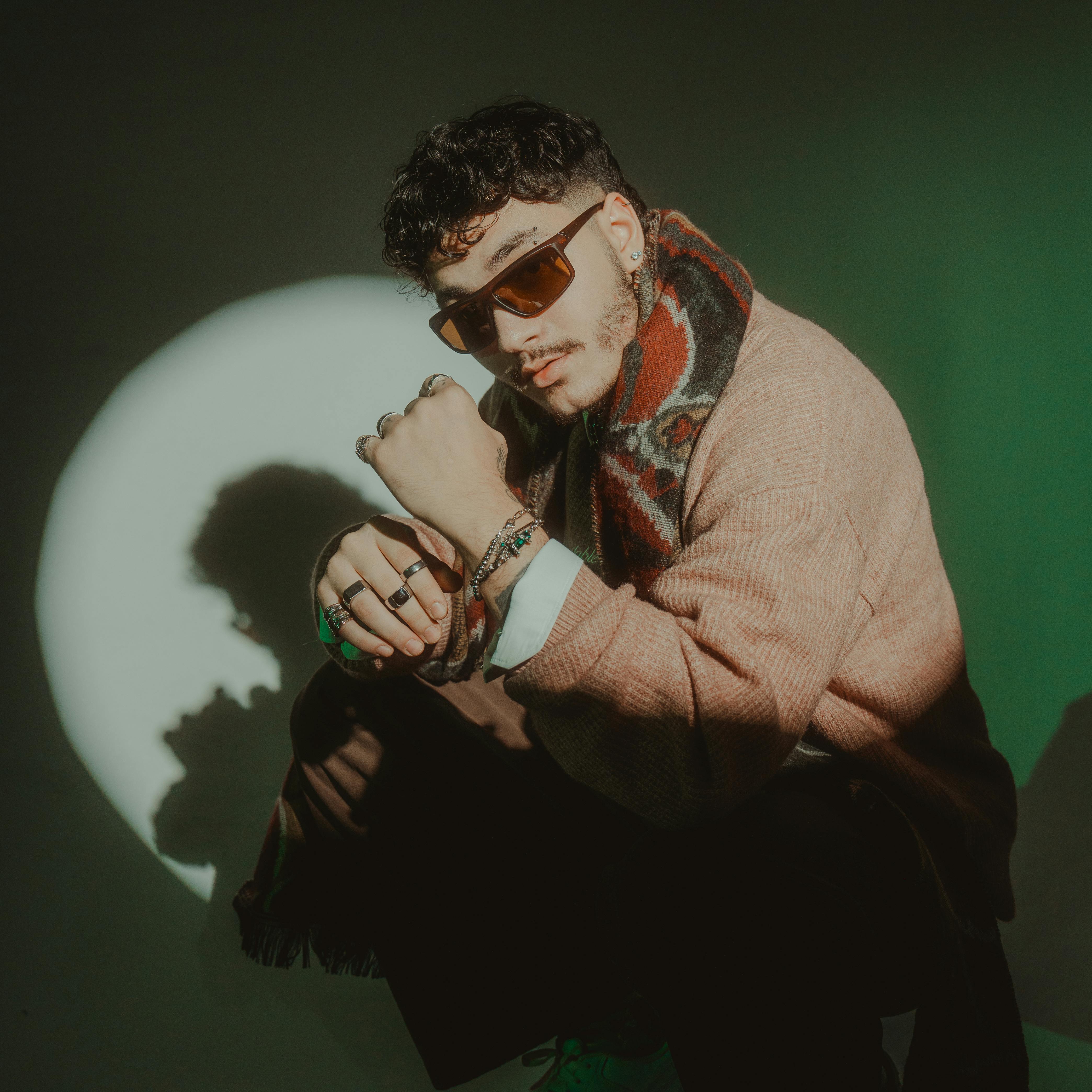 Gölge Oyunu Ile Güneş Gözlüklü şık Genç Adam · Ücretsiz Stok Fotoğraf