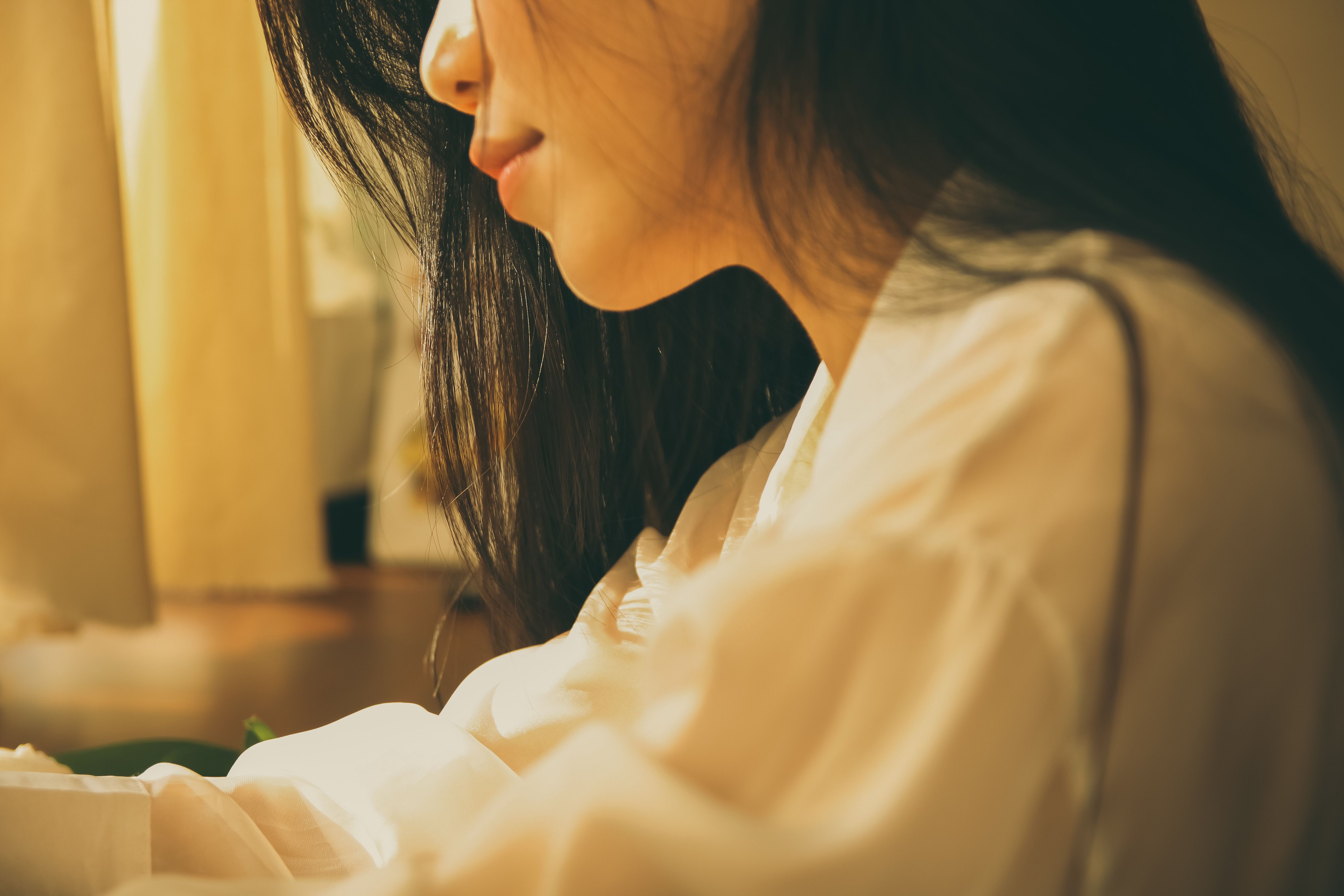 Gentle Side Profile of Woman in Soft Lighting · Free Stock Photo