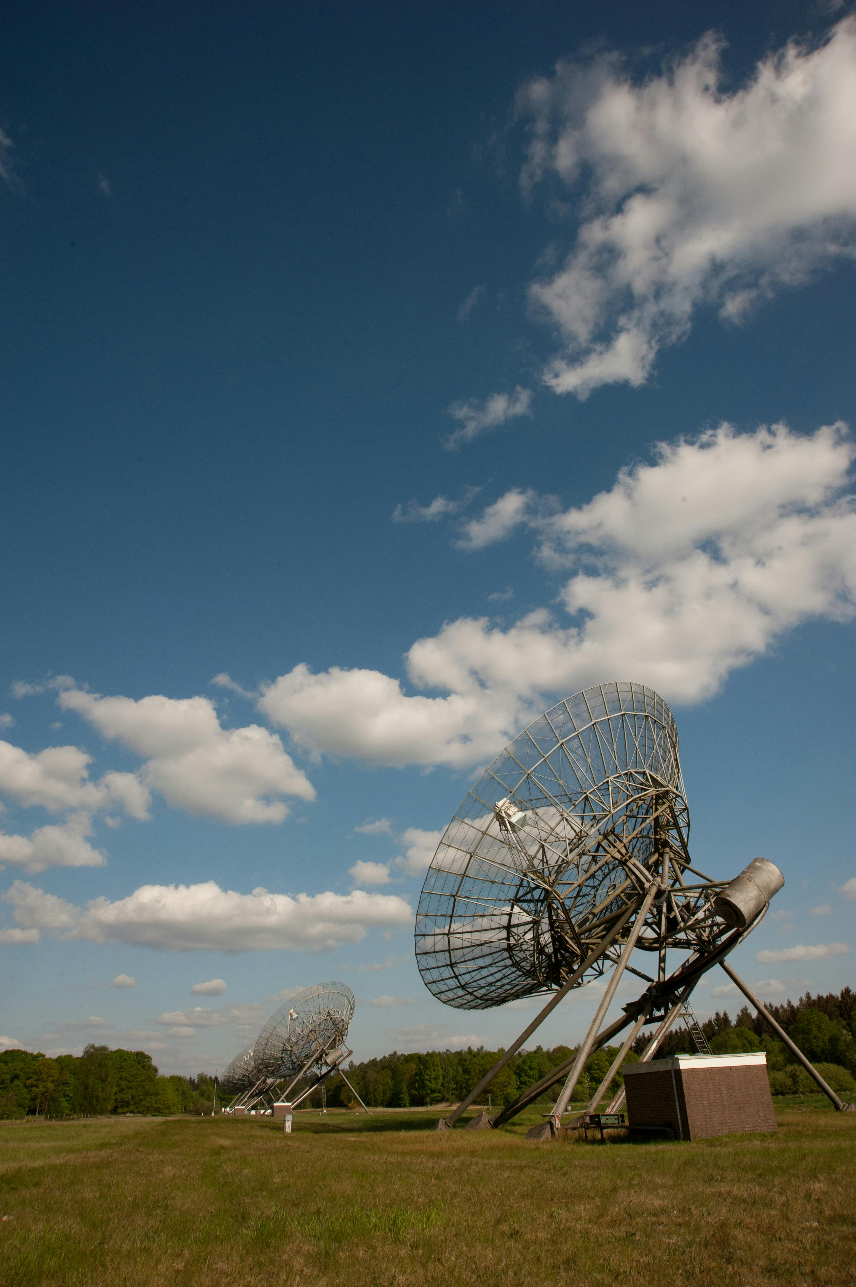 Radio Telescopes under a Clear Blue Sky · Free Stock Photo