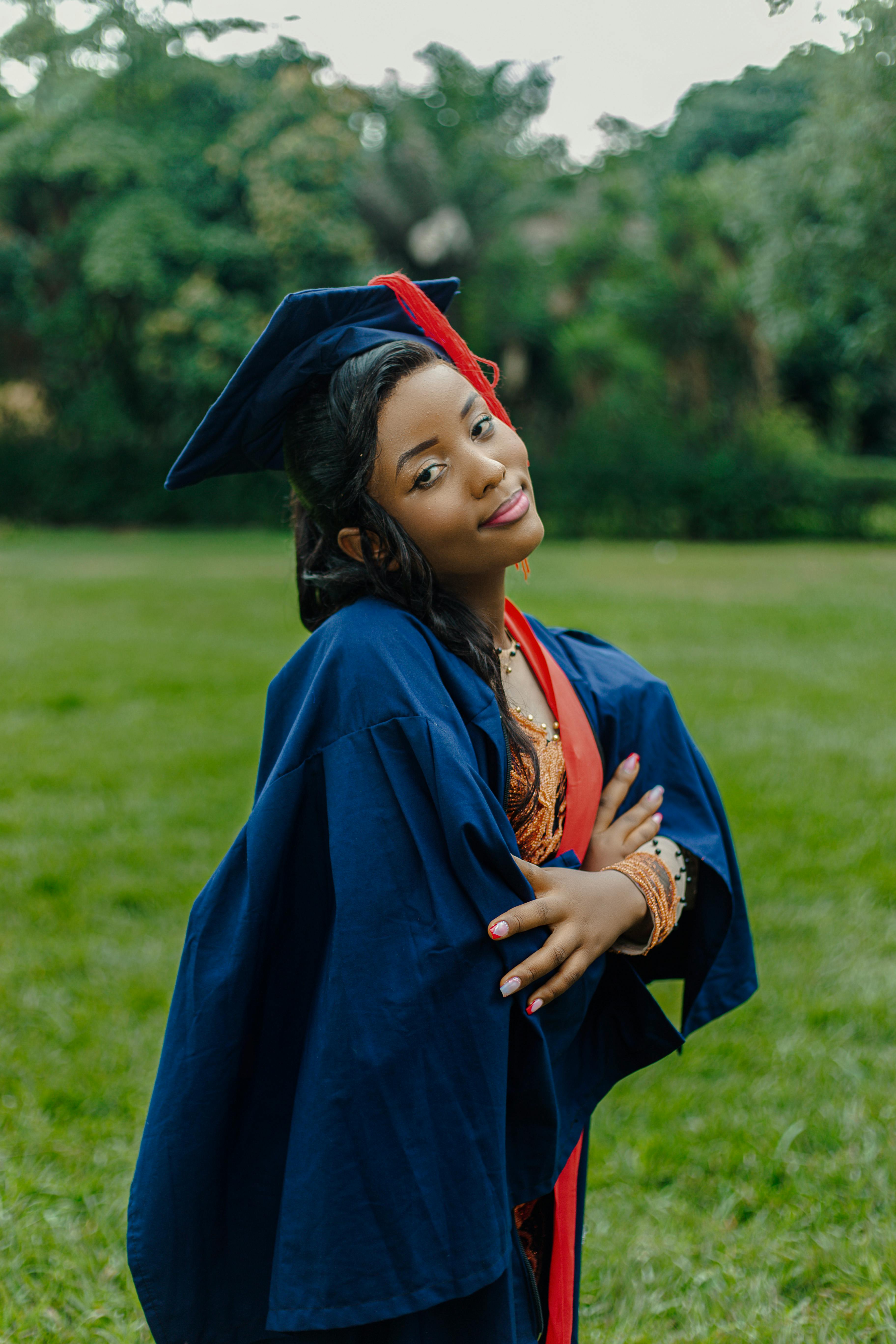 Alegre Graduado Con Toga Y Birrete Al Aire Libre · Foto de stock gratuita