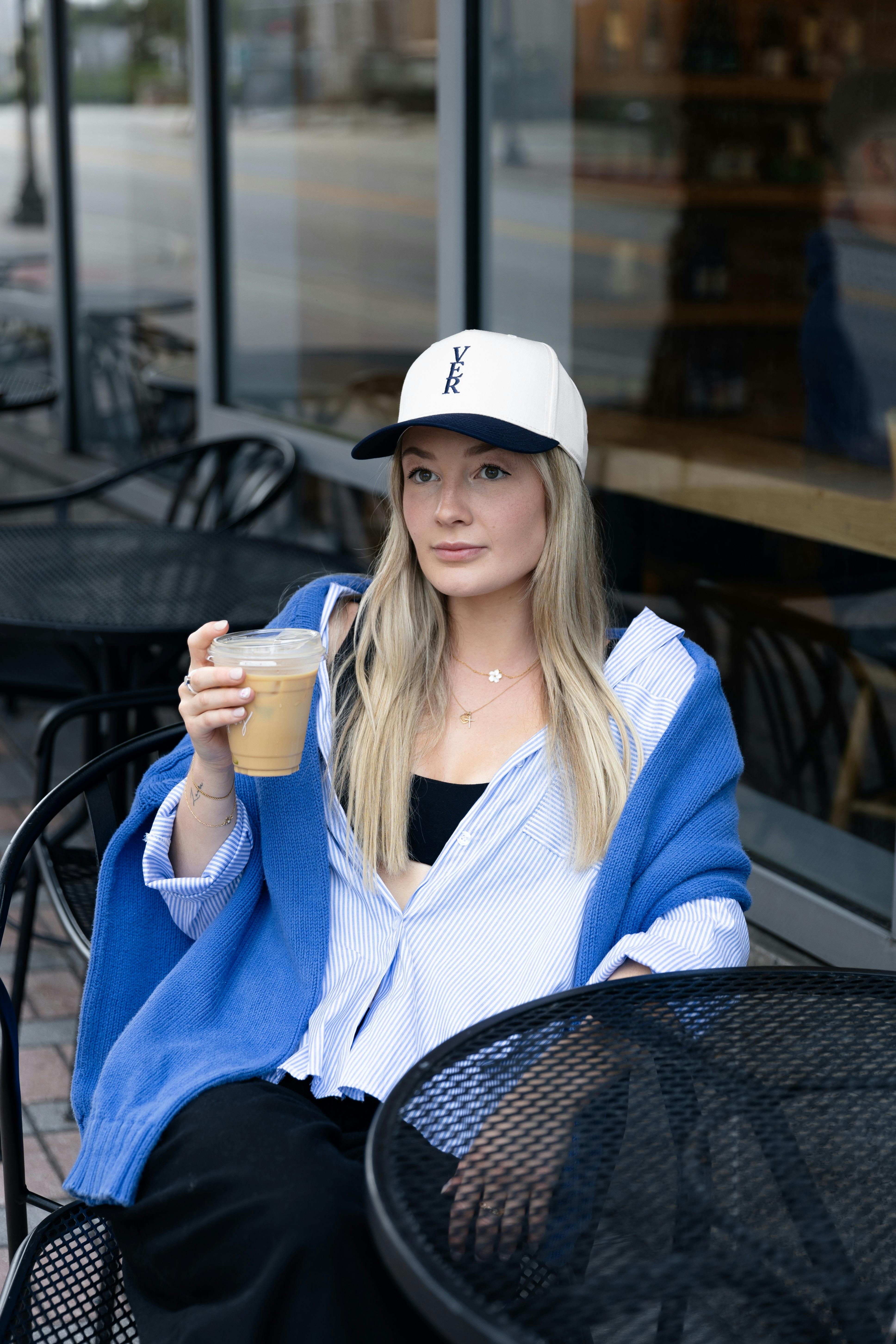 Casual Outdoor Coffee Break at Café · Free Stock Photo