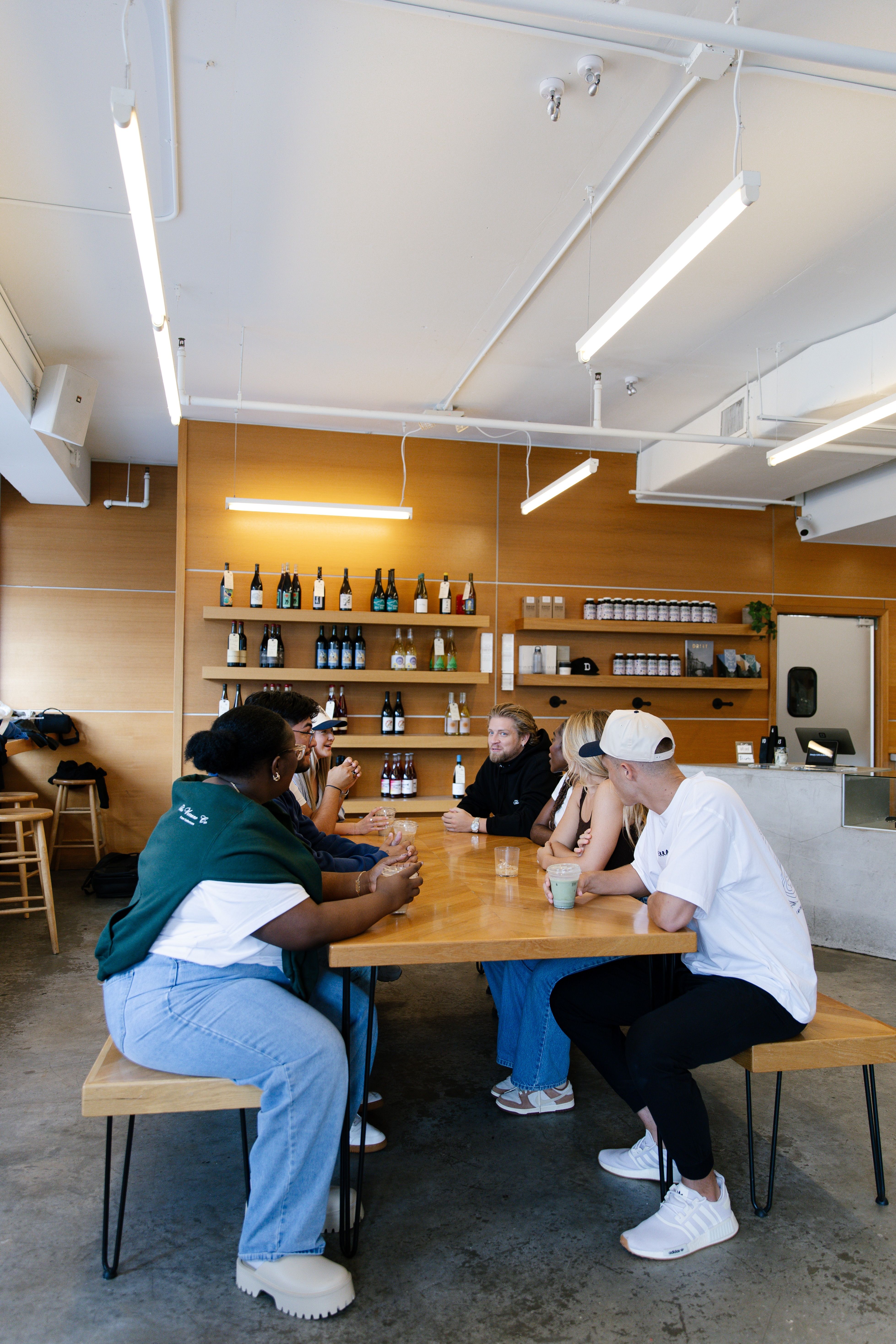 Reunión Informal De Equipo En Un Ambiente De Cafetería Moderno · Foto ...