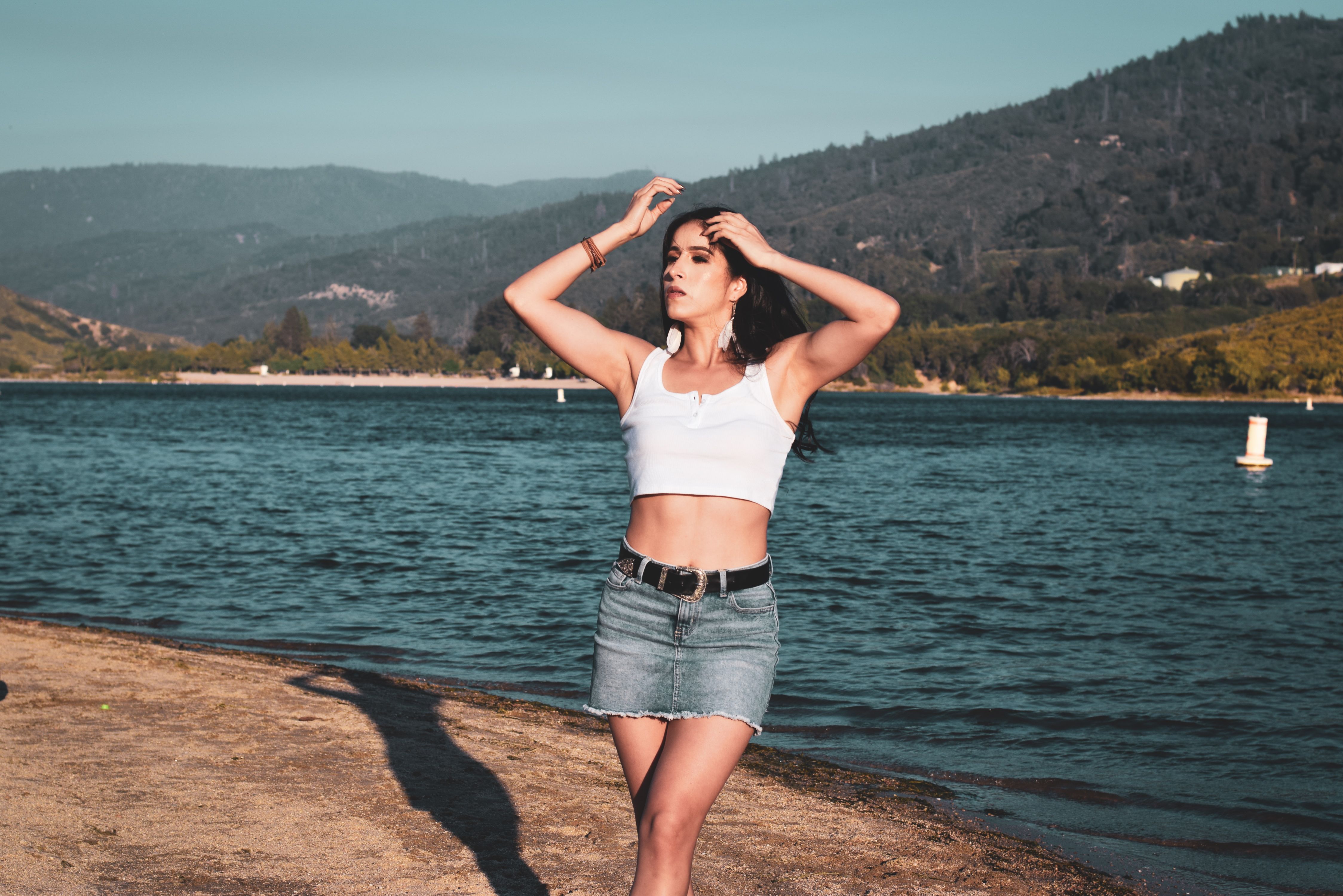 Casual Beach Day at California Lake · Free Stock Photo