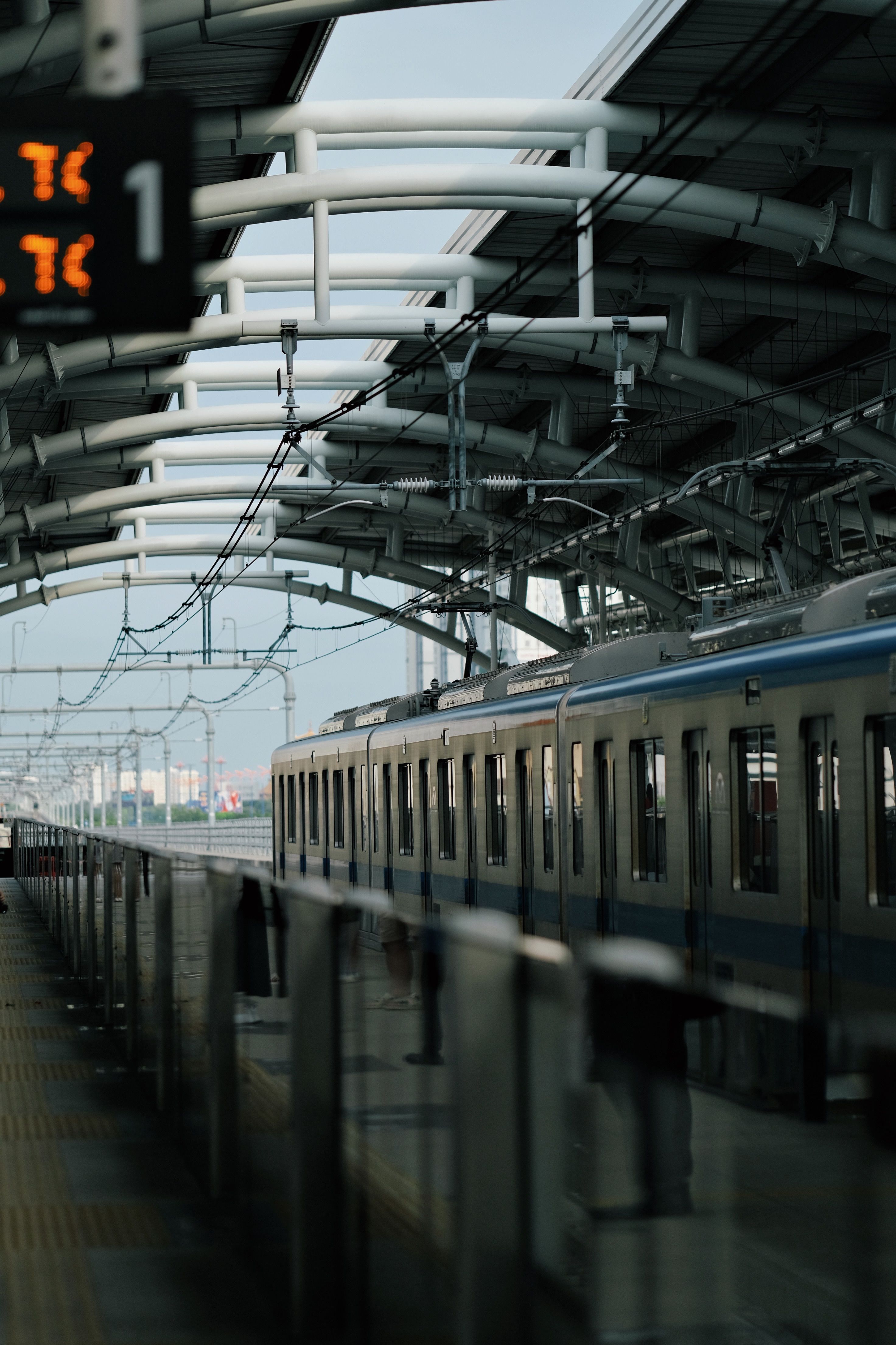 Stasiun Metro Modern Dengan Kereta Yang Sedang Berjalan · Foto Stok Gratis