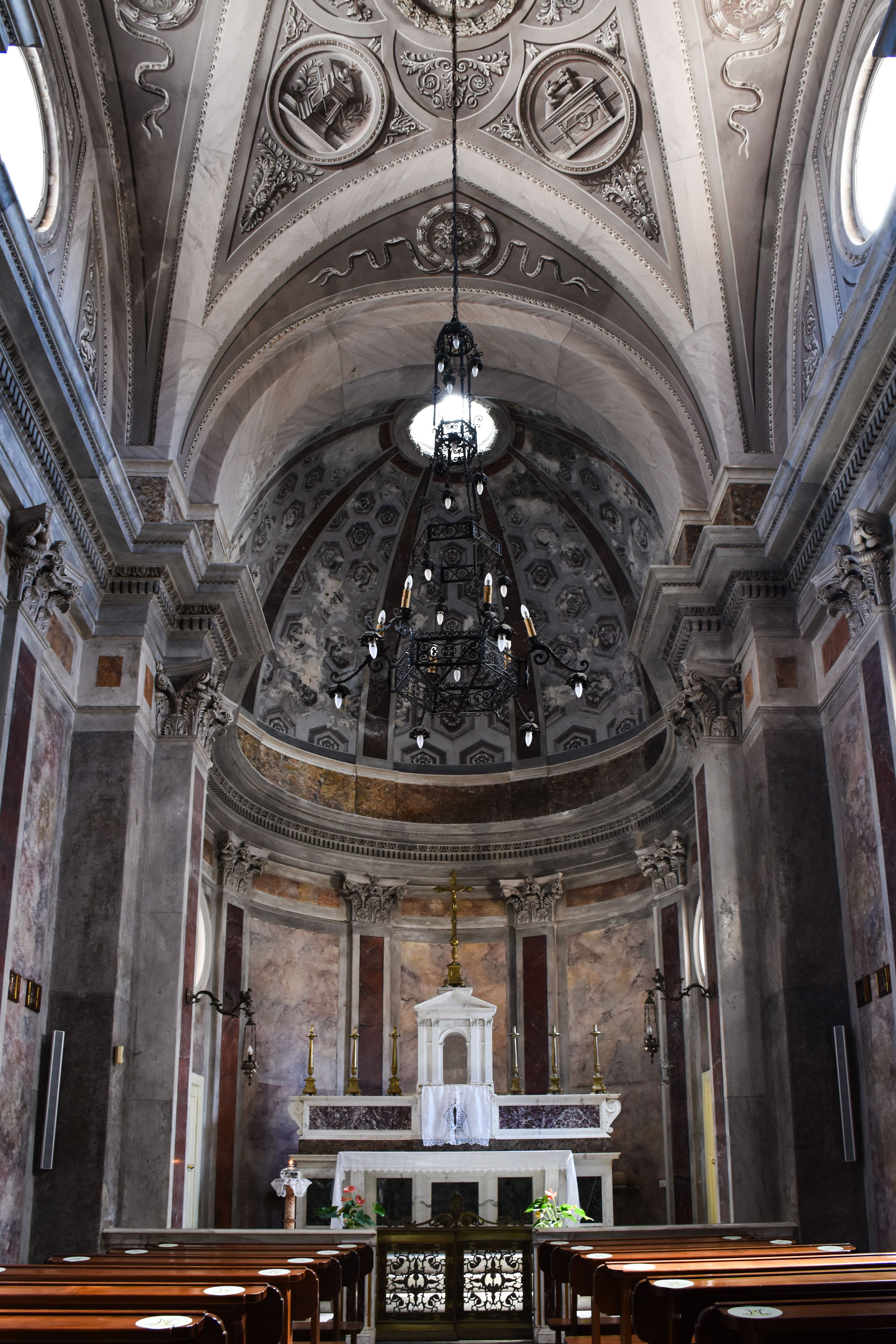Ornate Interior of a Historic Italian Church · Free Stock Photo