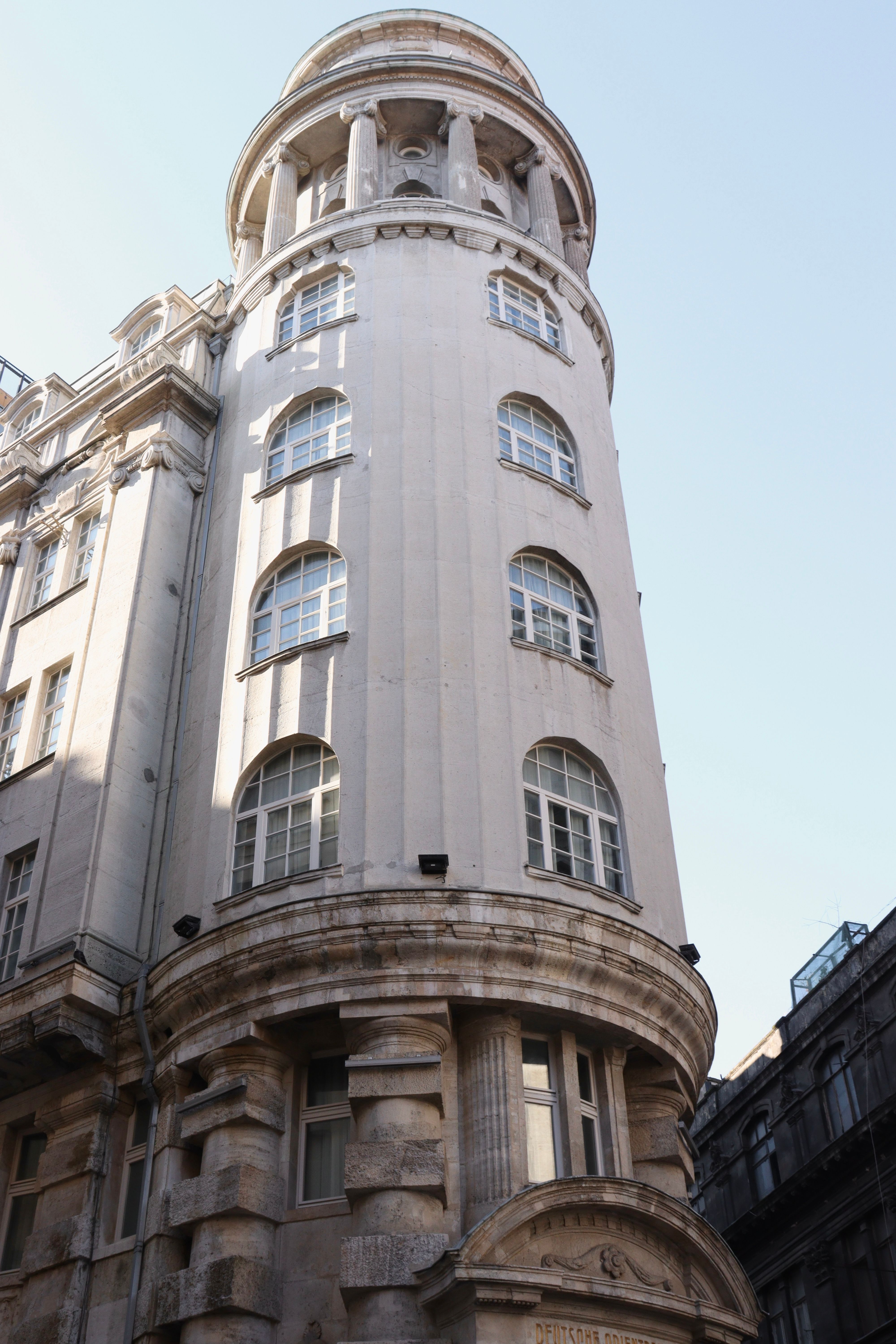 Historic European Building with Classic Architecture · Free Stock Photo