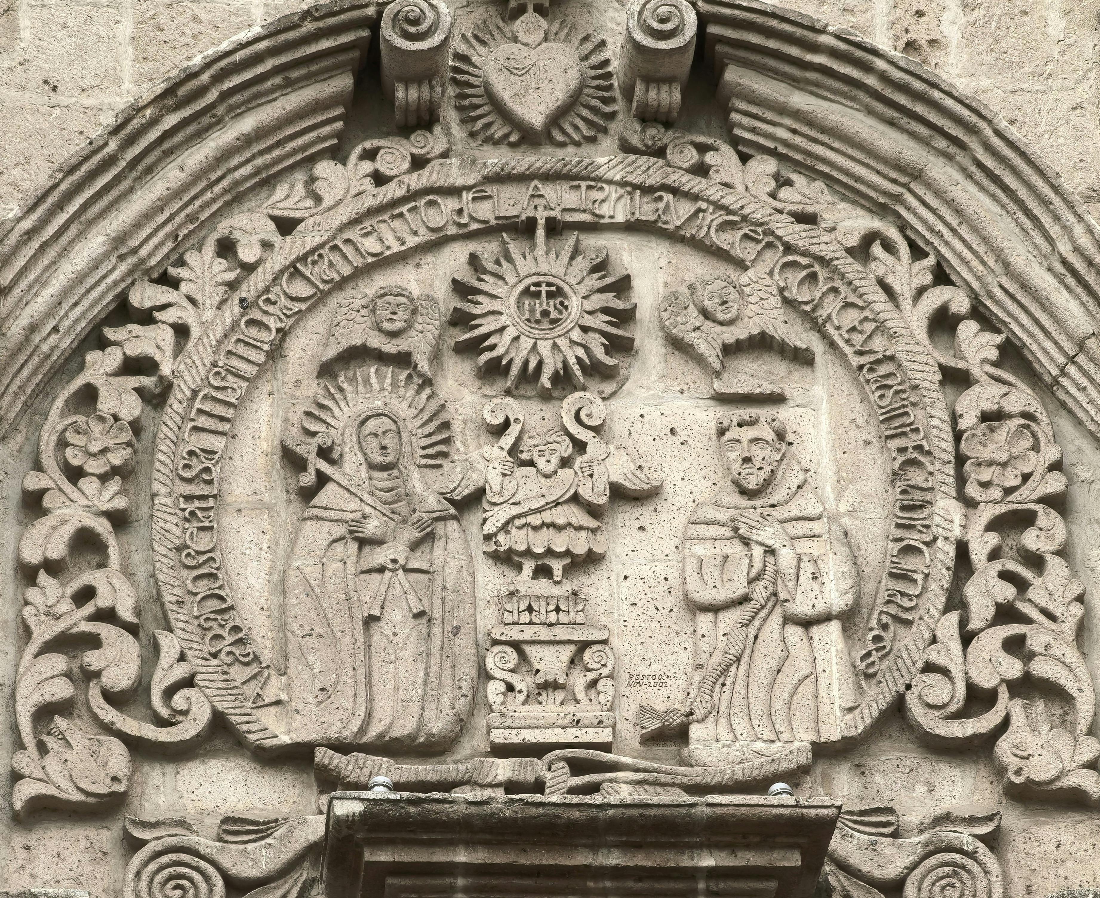 Intrincados Relieves De Piedra Con Figuras Religiosas En Una Iglesia ...