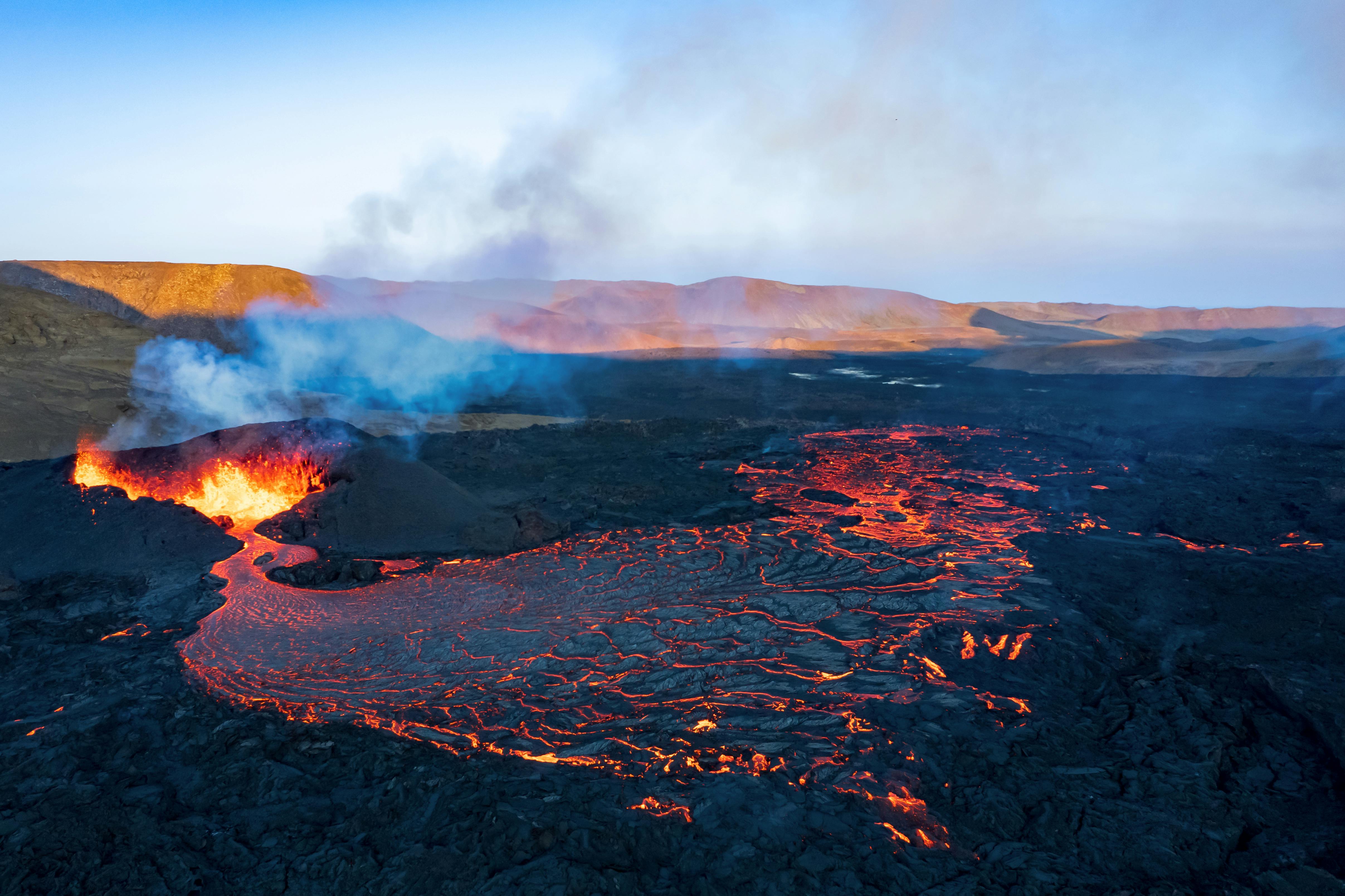 Letusan Gunung Berapi Dan Aliran Lava Dari Kawah Di Islandia · Foto ...