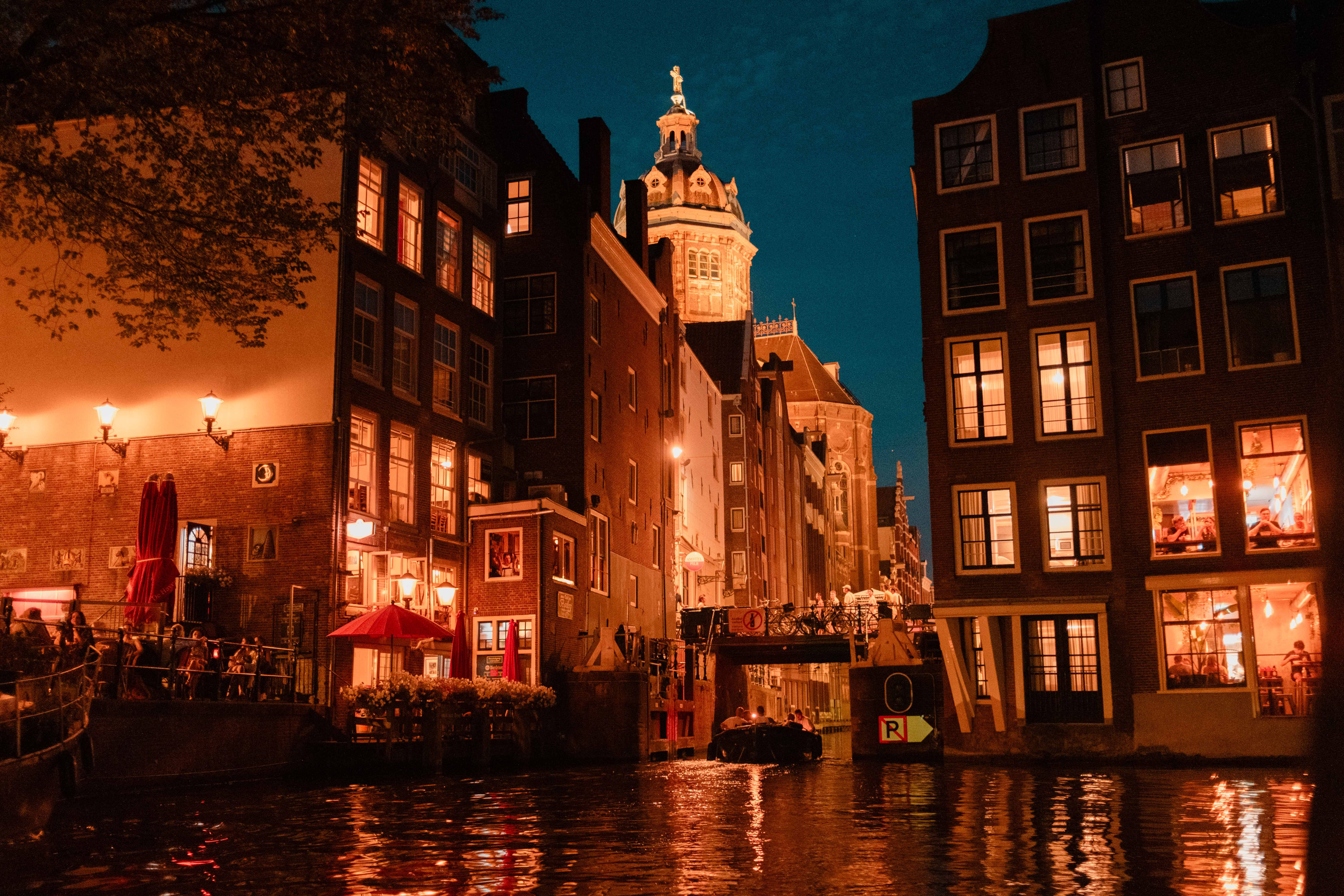 Atmospheric Evening in Amsterdam Canal · Free Stock Photo