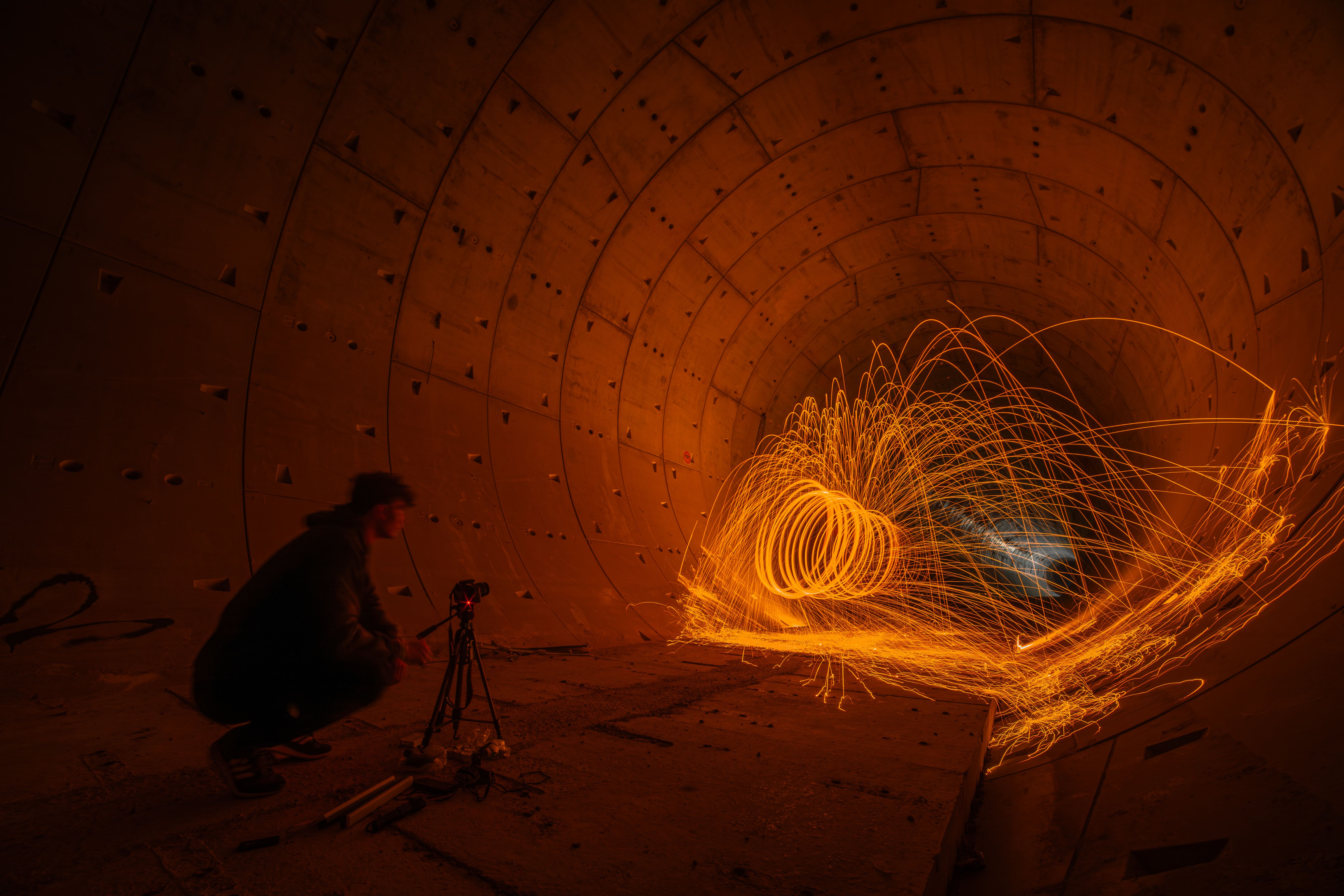 Fotografía De Pintura Con Luz En Túnel Con Exposición Prolongada · Foto ...