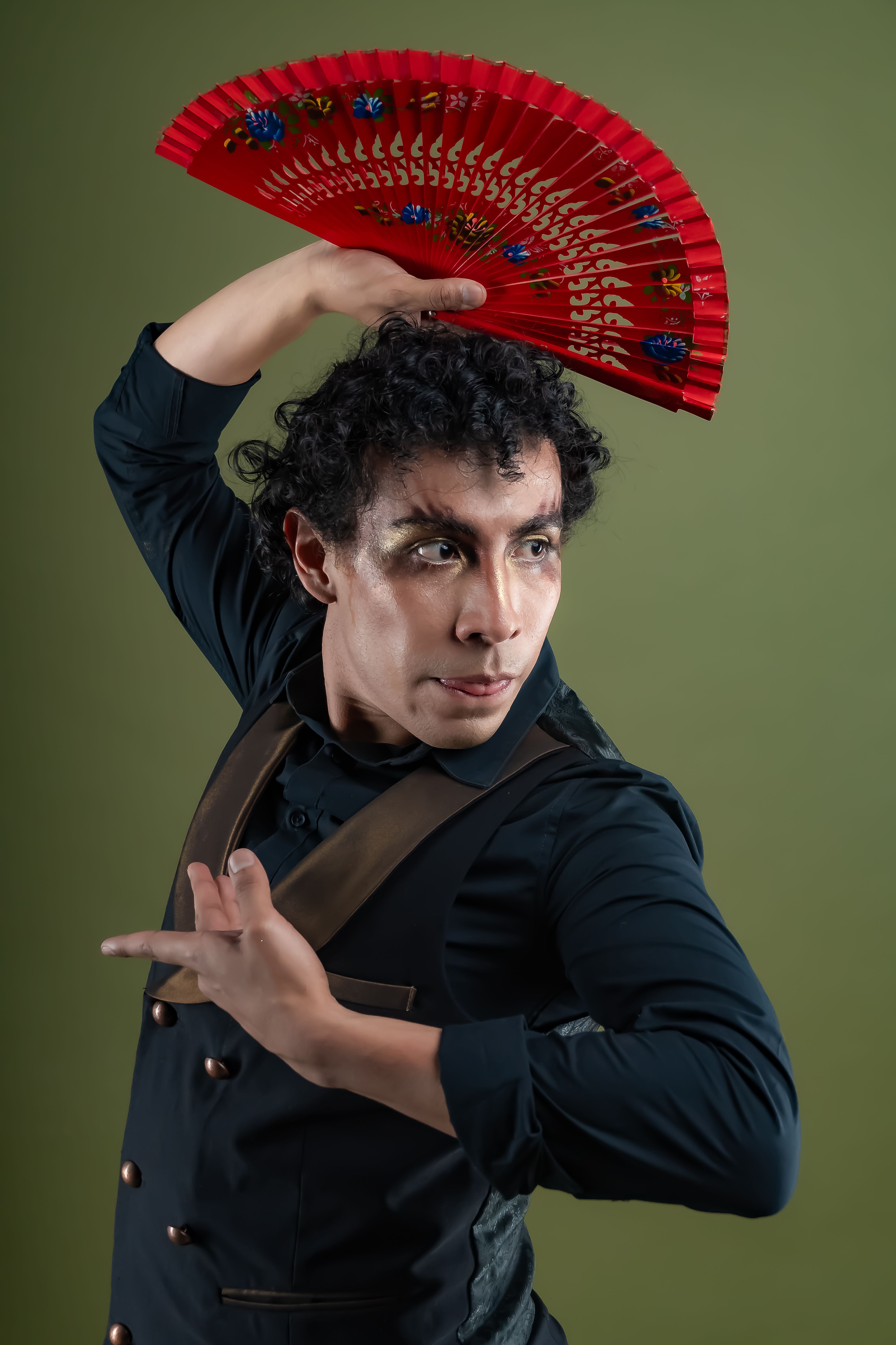 Bailaora De Flamenco Dinámica Con Abanico Rojo En Estudio · Foto de ...