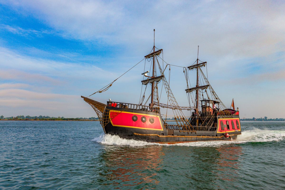 Pirate Ship Photos, Download The BEST Free Pirate Ship Stock Photos ...
