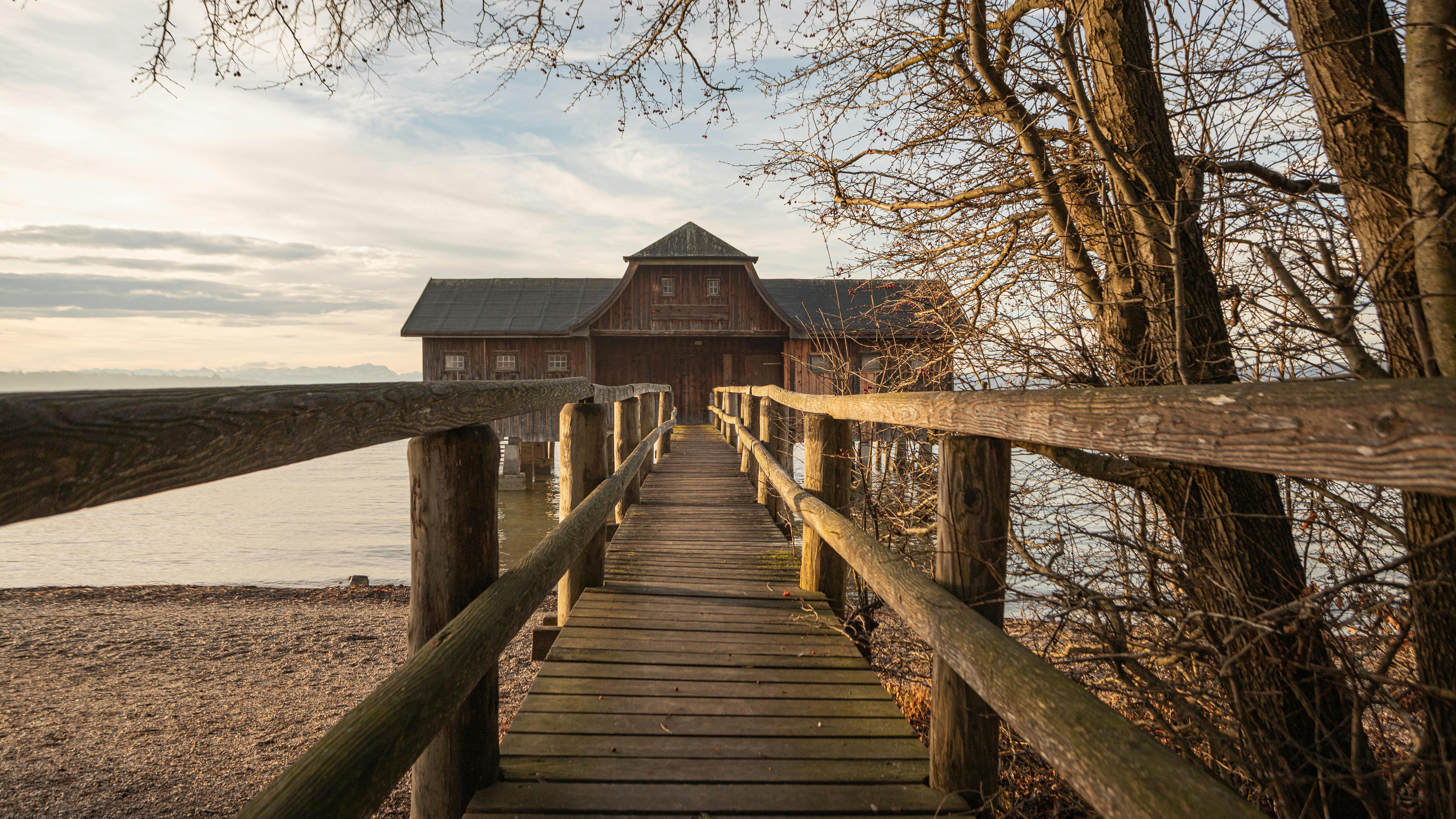 Rumah Perahu Kayu Pedesaan Di Danau Ammersee · Foto Stok Gratis