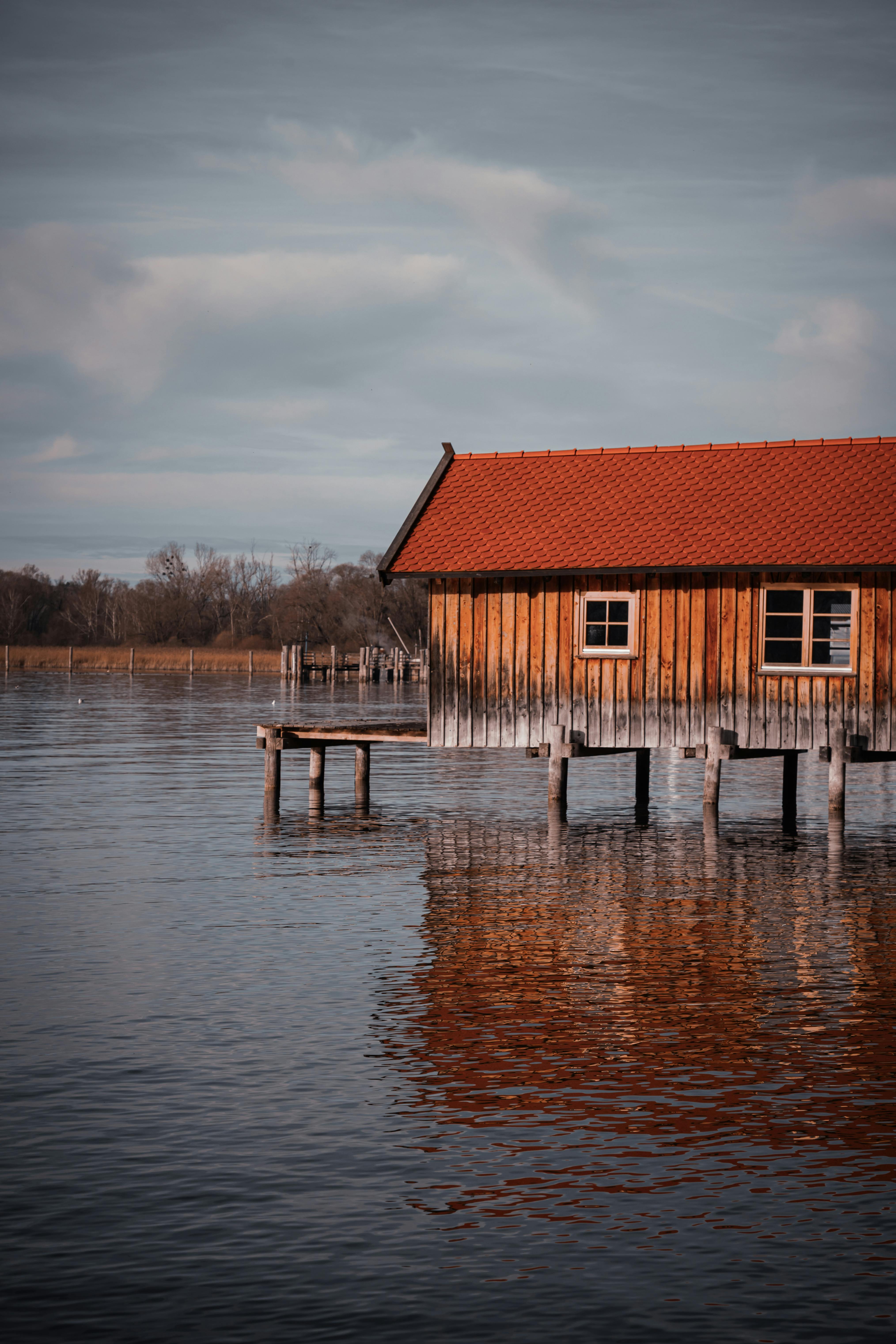 Charming Lakeside Wooden House in Bavaria · Free Stock Photo