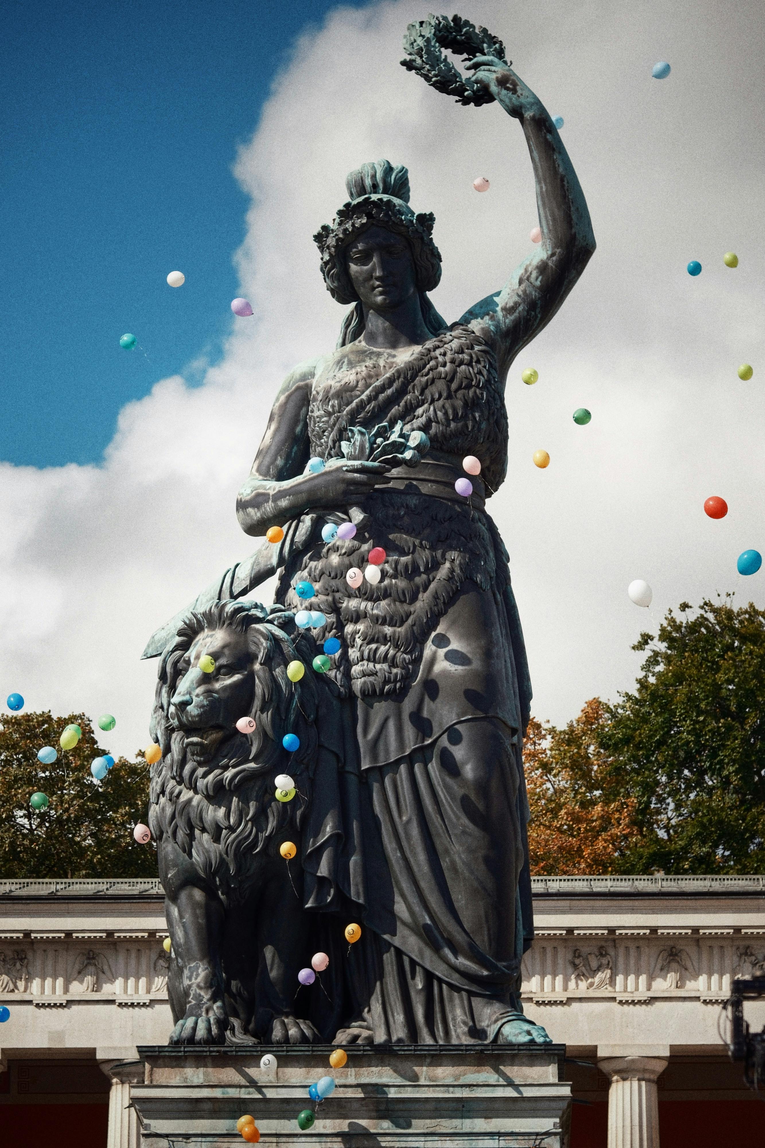 Gold Statue · Free Stock Photo