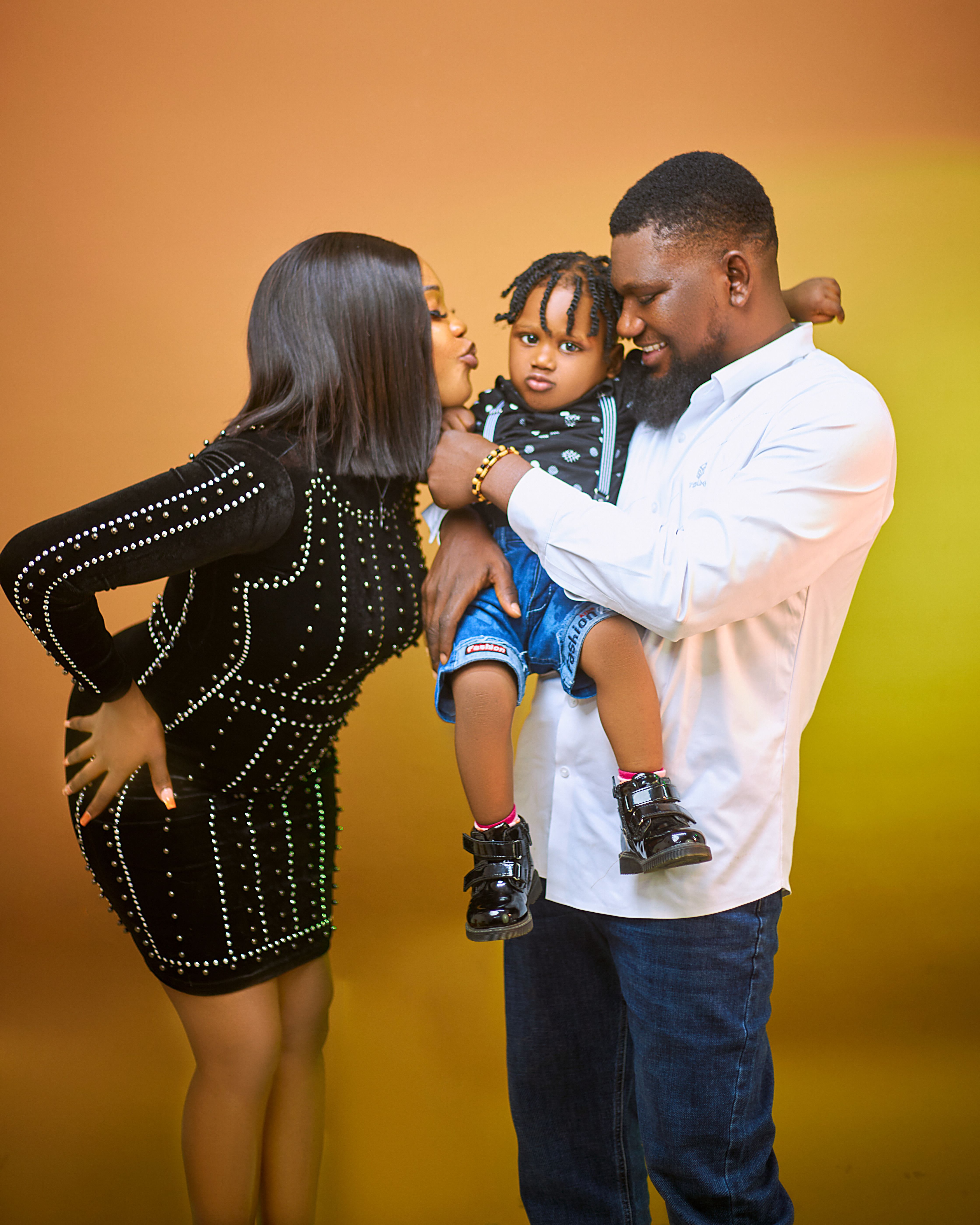 Happy Family Portrait with Parents and Child · Free Stock Photo