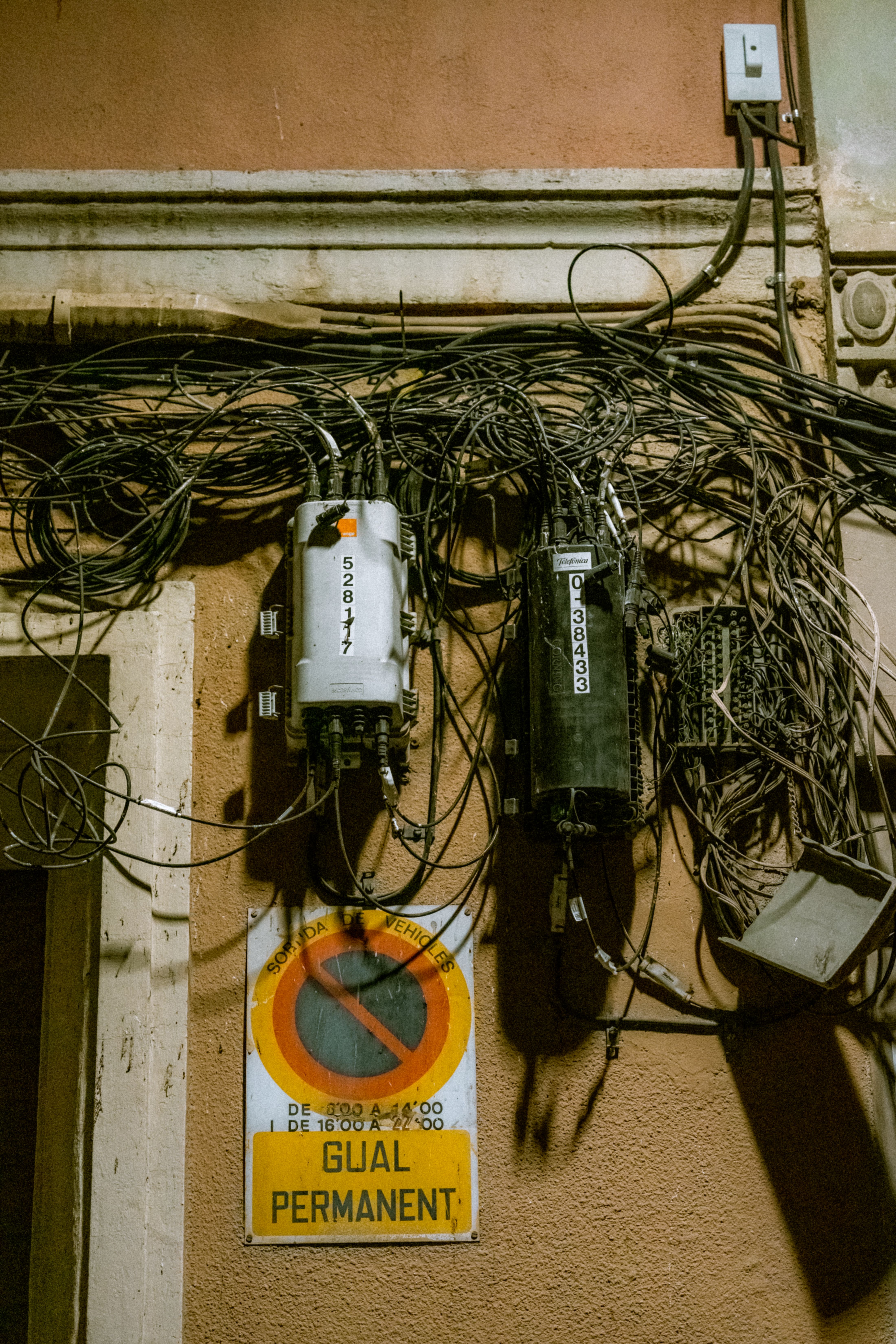 Fios Emaranhados Em Muro Urbano Para Conscientização Sobre Segurança ...