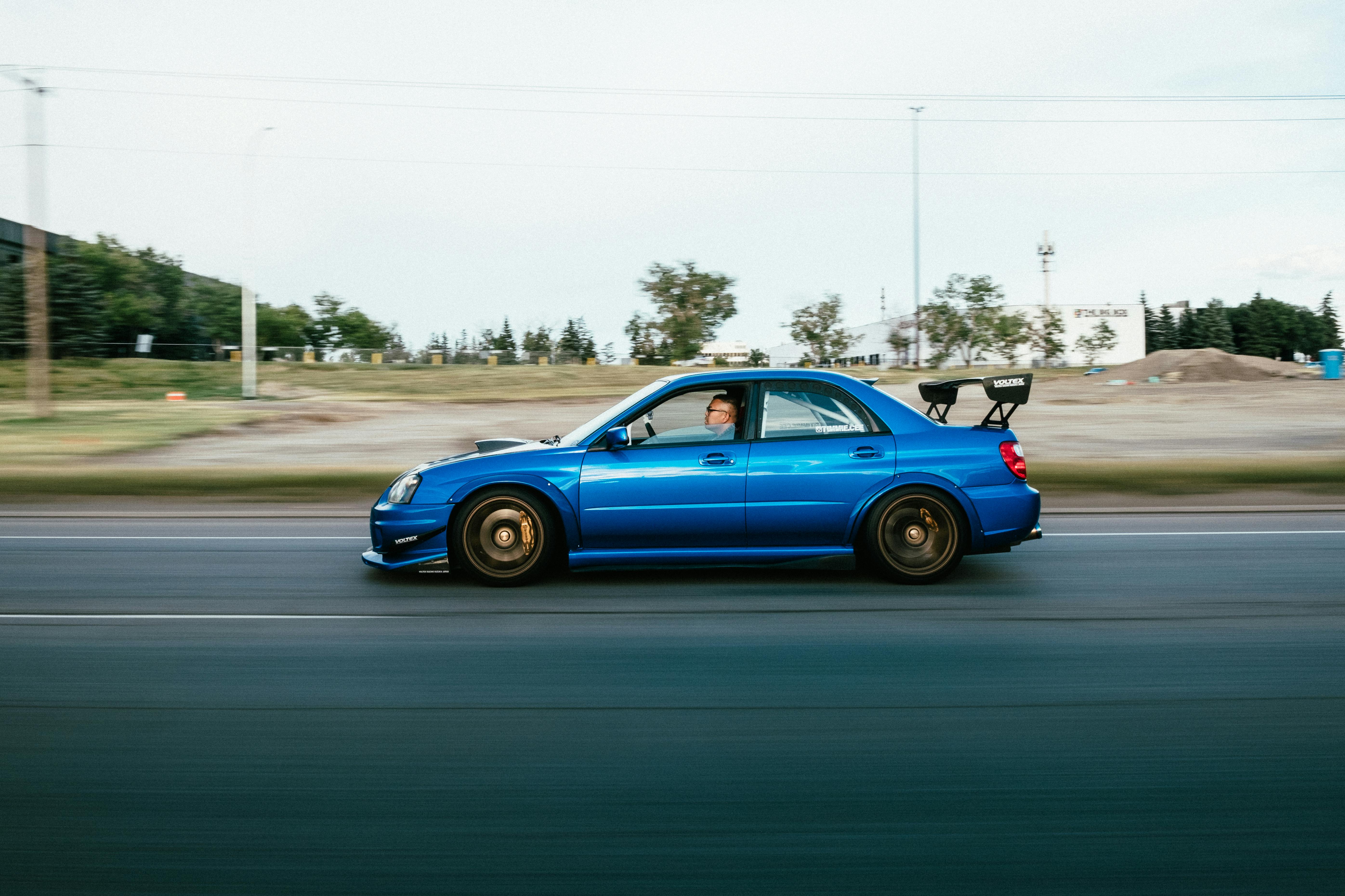 Subaru Sti Azul Dinámico En Carretera Abierta · Foto de stock gratuita