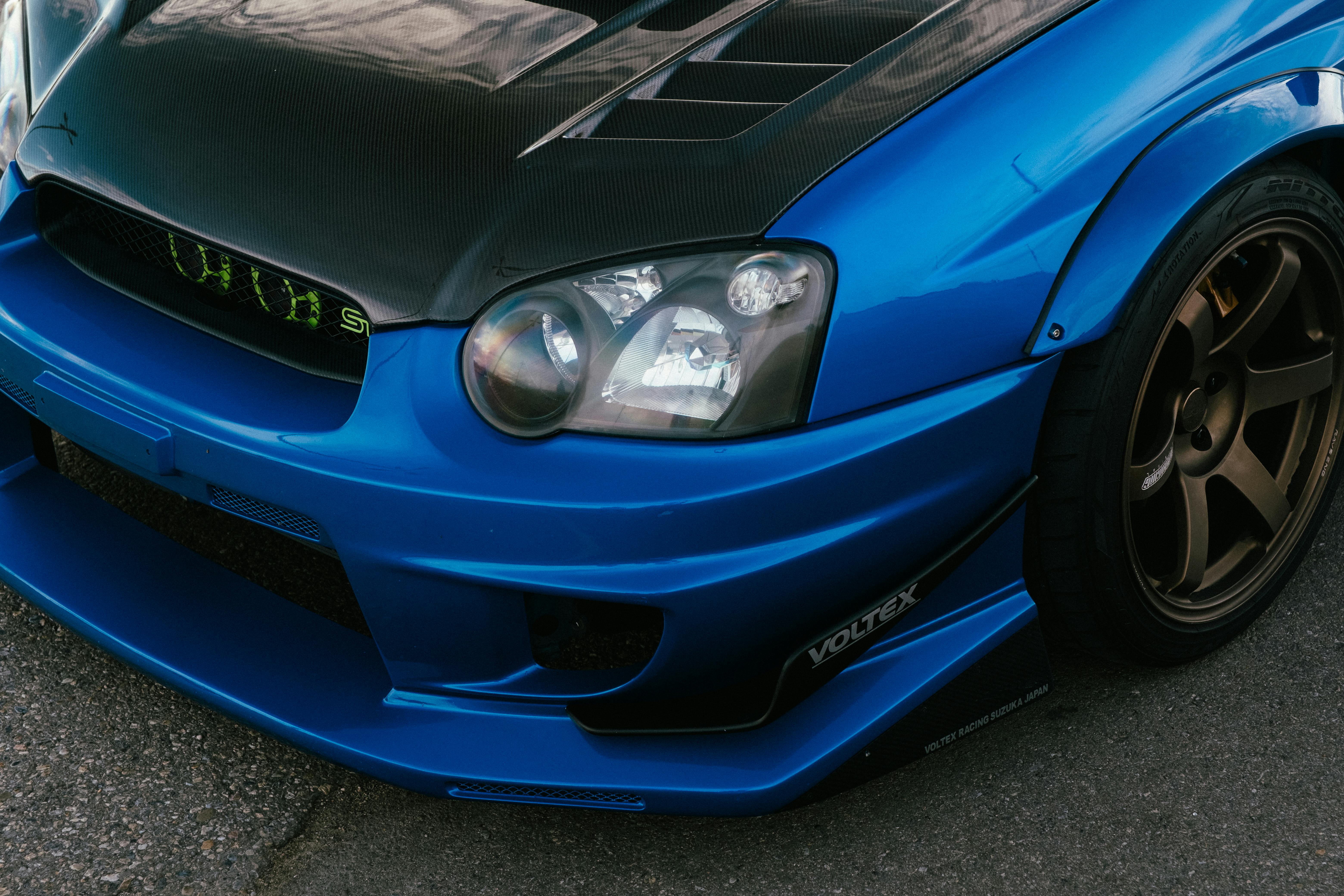 Subaru Sti Azul Con Capó De Fibra De Carbono · Foto de stock gratuita