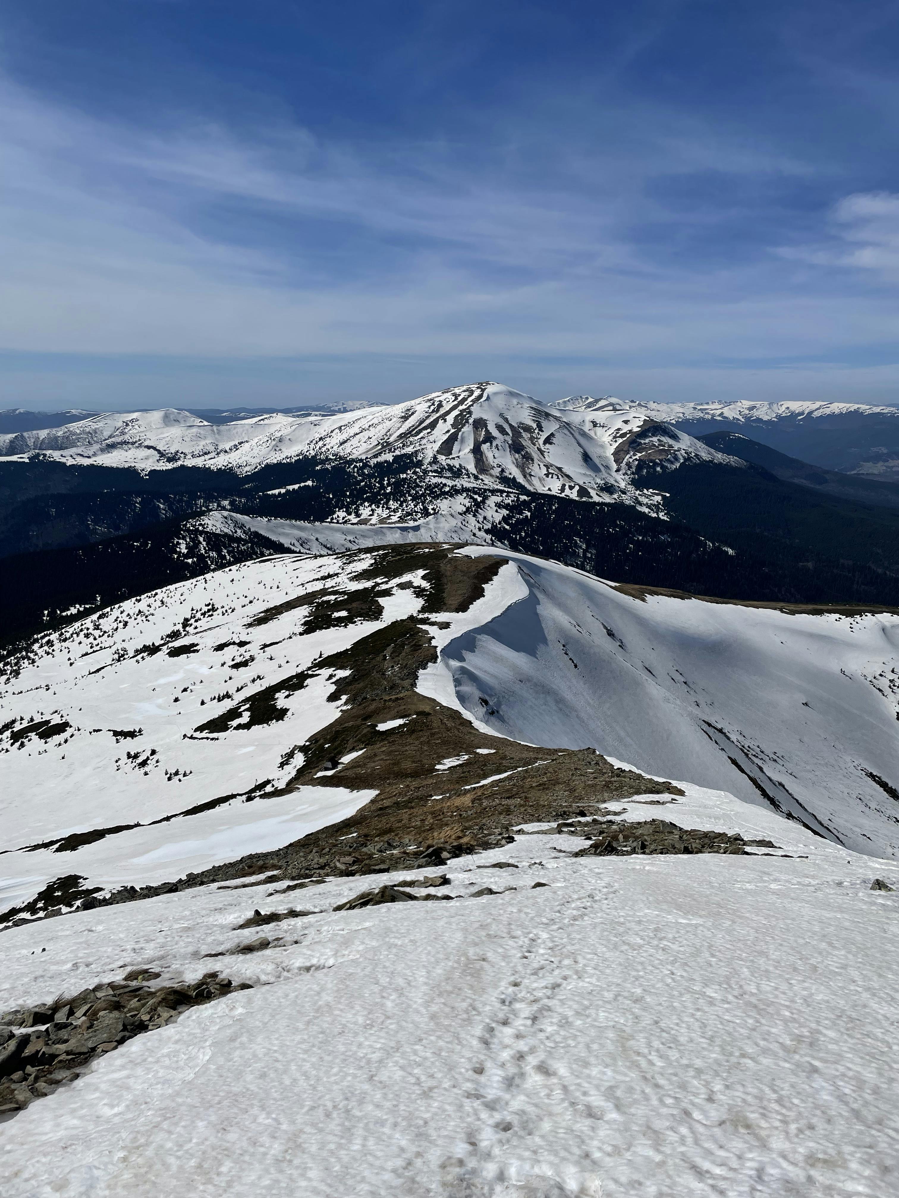 Breathtaking Snow-Covered Mountain Ridge View · Free Stock Photo