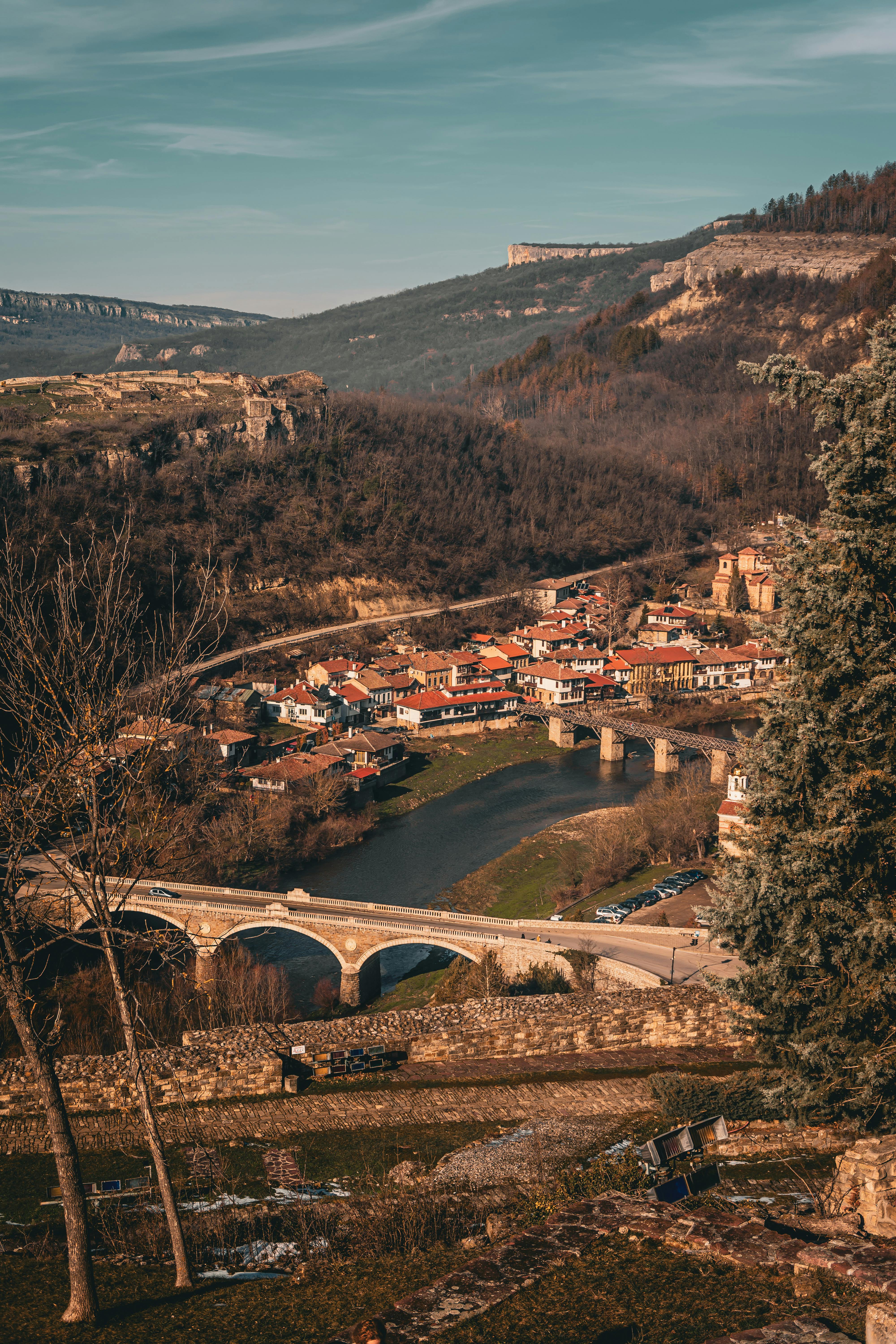 Desa Indah Di Tengah Perbukitan Dan Sungai · Foto Stok Gratis