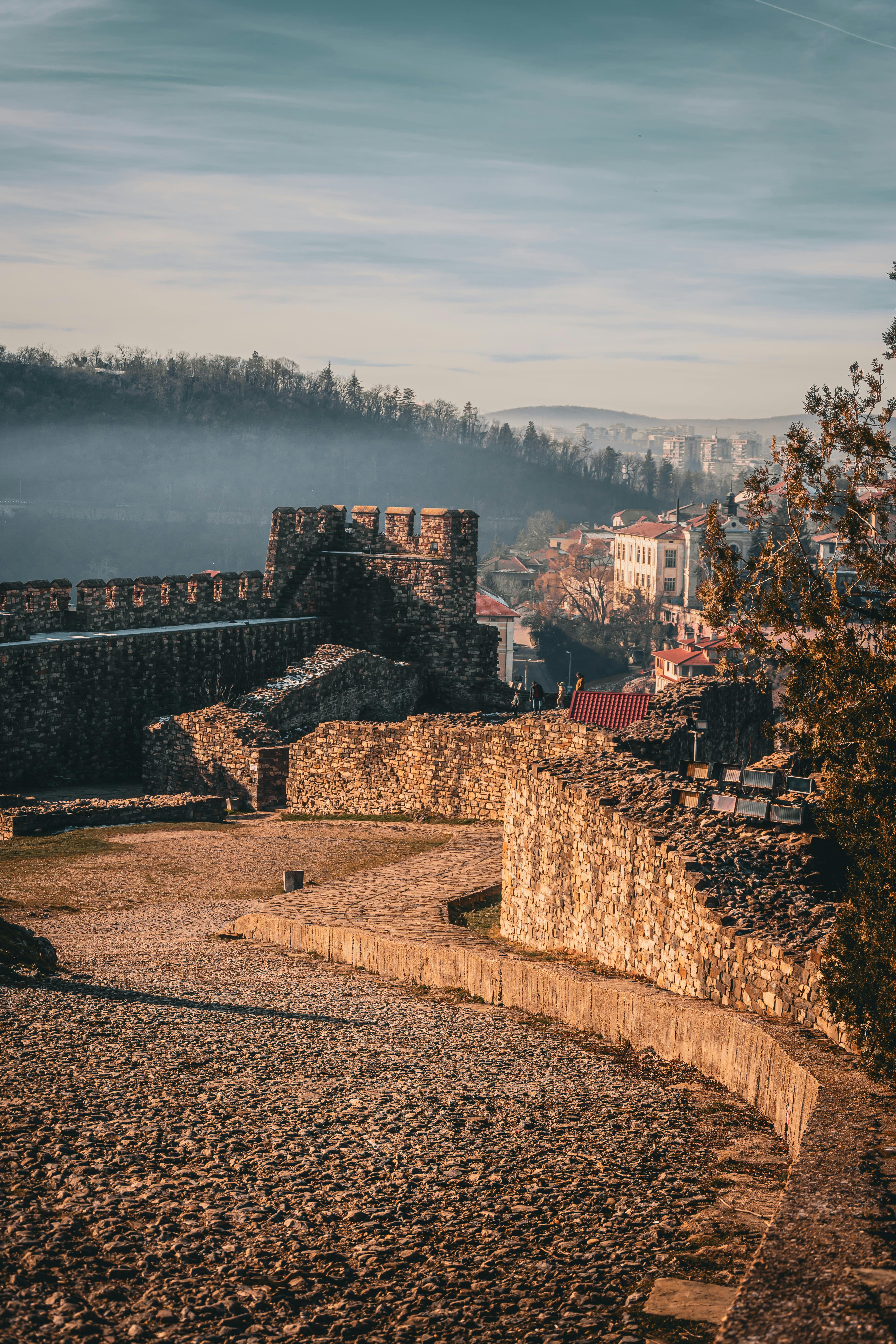 Tembok Benteng Bersejarah Di Bentang Alam Berkabut · Foto Stok Gratis